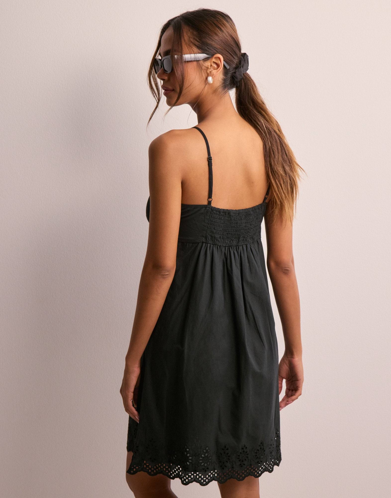 Köp Only ONLLOU LIFE EMB STRAP DRESS PTM - Black | Nelly.com