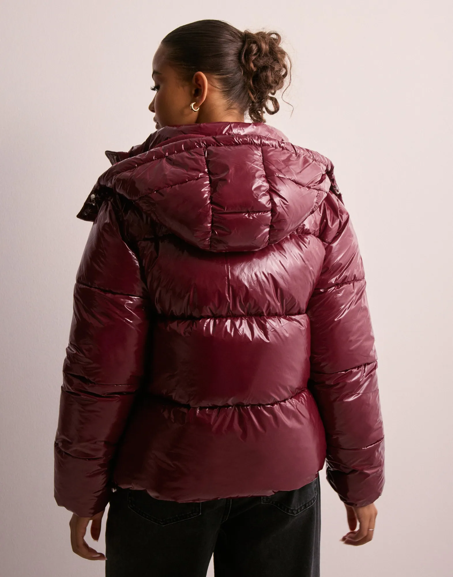 Köp Nelly Everyday Shiny Puffer Jacket - Wine Red | Nelly.com