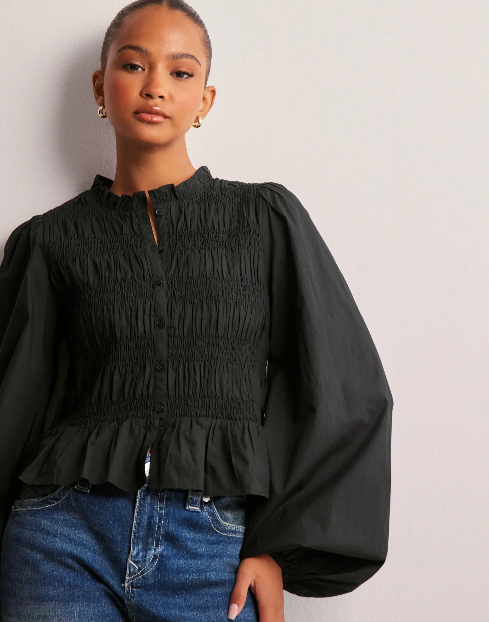 Köp Nelly Flirty Smock Blouse - Black | Nelly.com