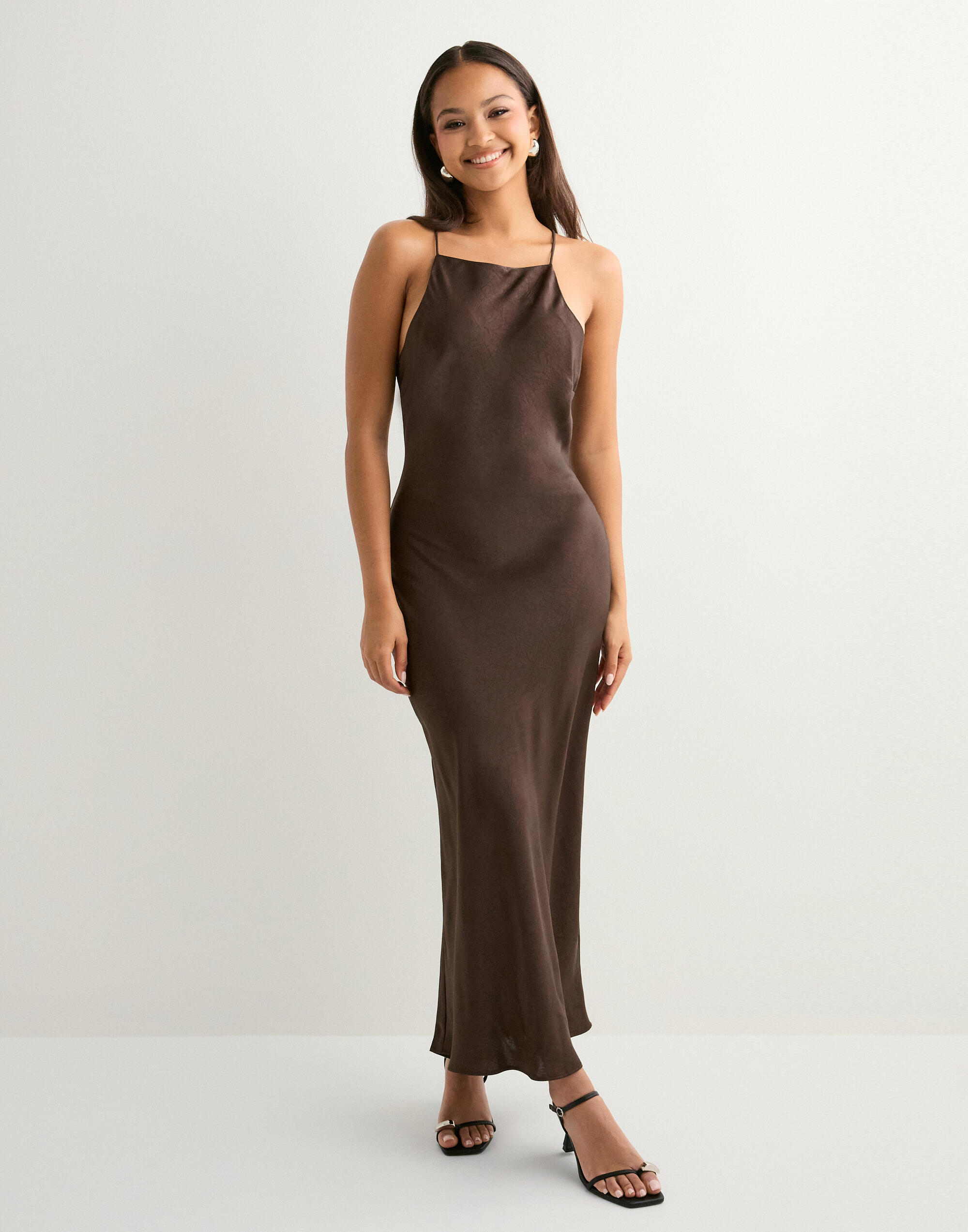 Buy Gina Tricot Crinkle maxi dress - Brown | Nelly.com