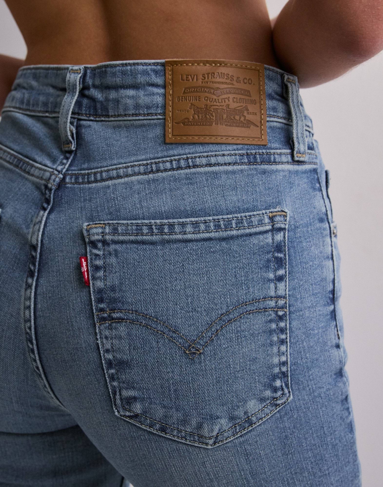 Kjøp Levi's 725 HIGH RISE BOOTCUT - Light Blue | Nelly.com