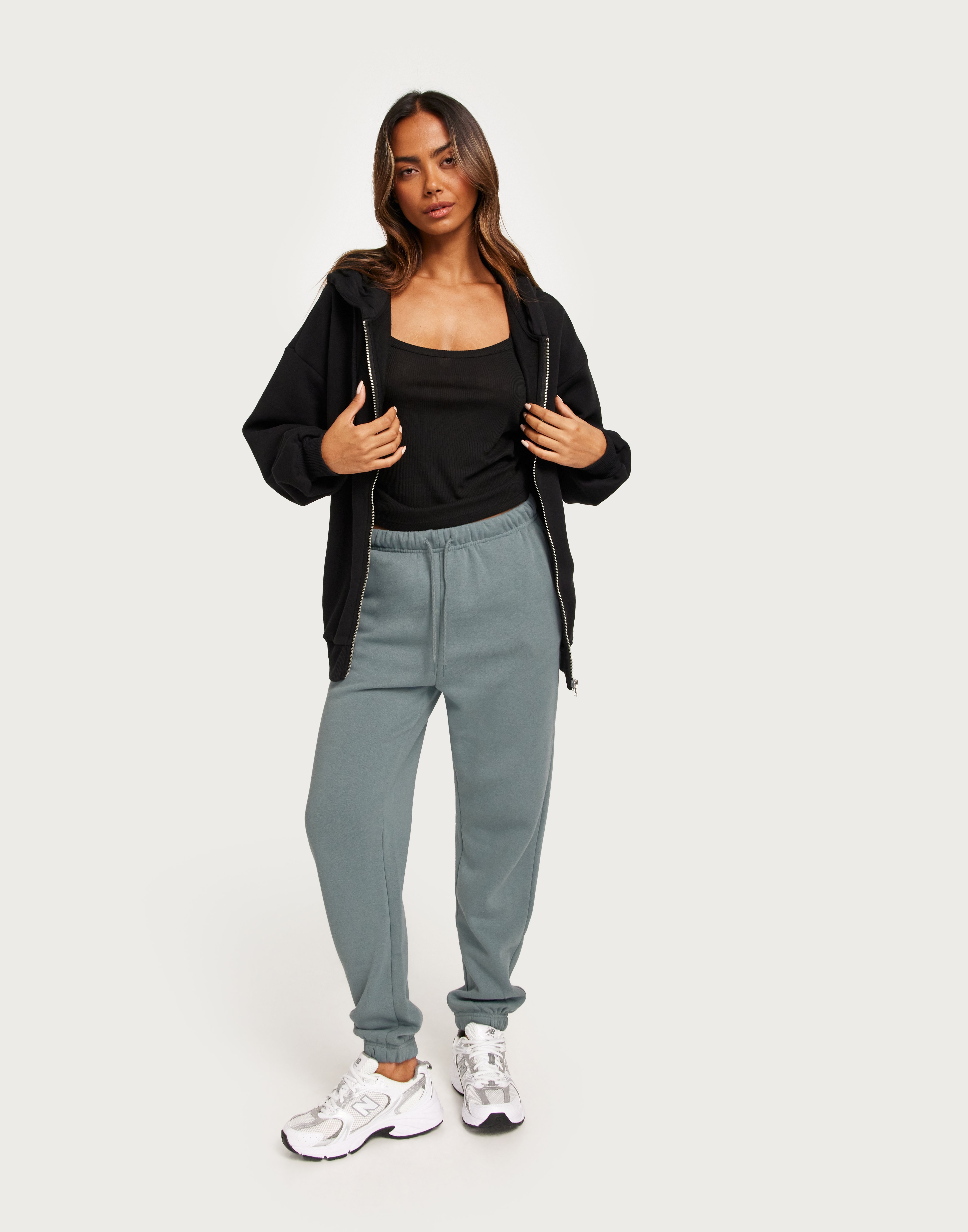 Köp Pieces PCCHILLI HW SWEAT PANTS NOOS BC - Trooper | Nelly.com