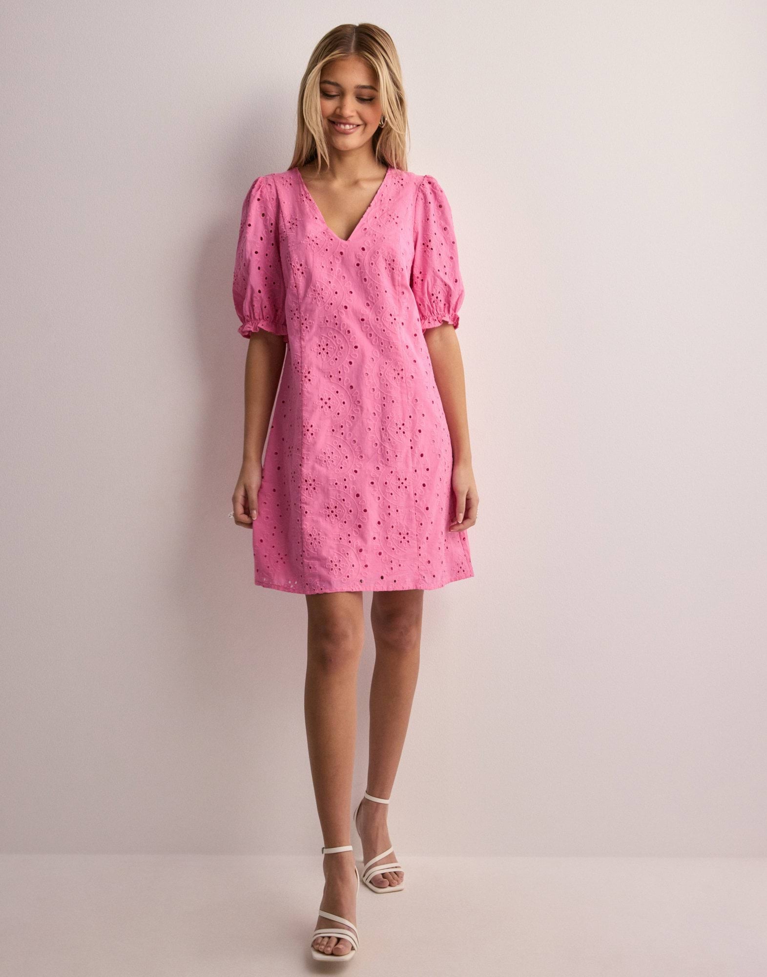 Köp Vero Moda VMHAY 2/4 SHORT EMB DRESS WVN SPE - Pink Cosmos | Nelly.com