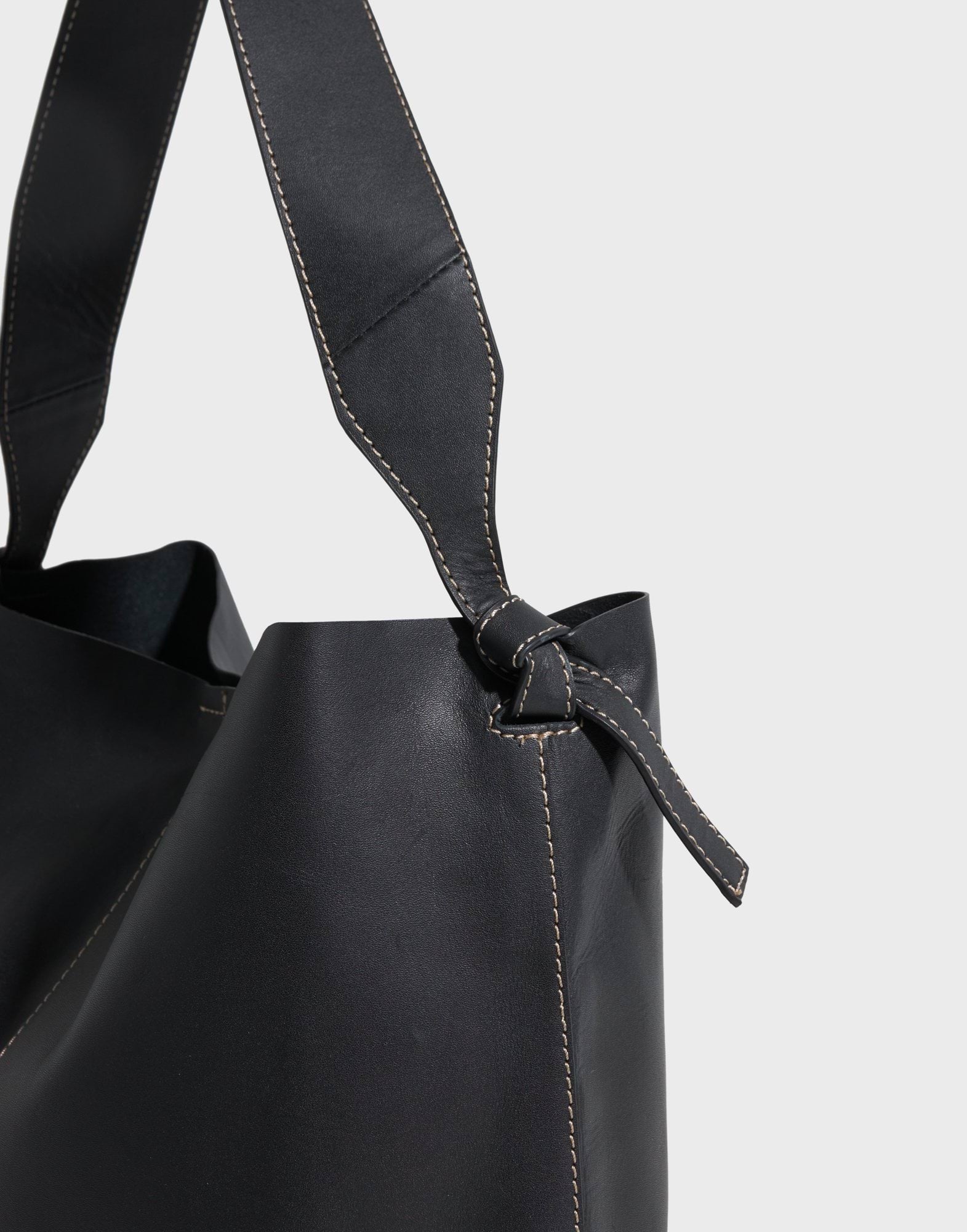 Köp BECKSÖNDERGAARD Glossy Cow Mae Bag - Black | Nelly.com