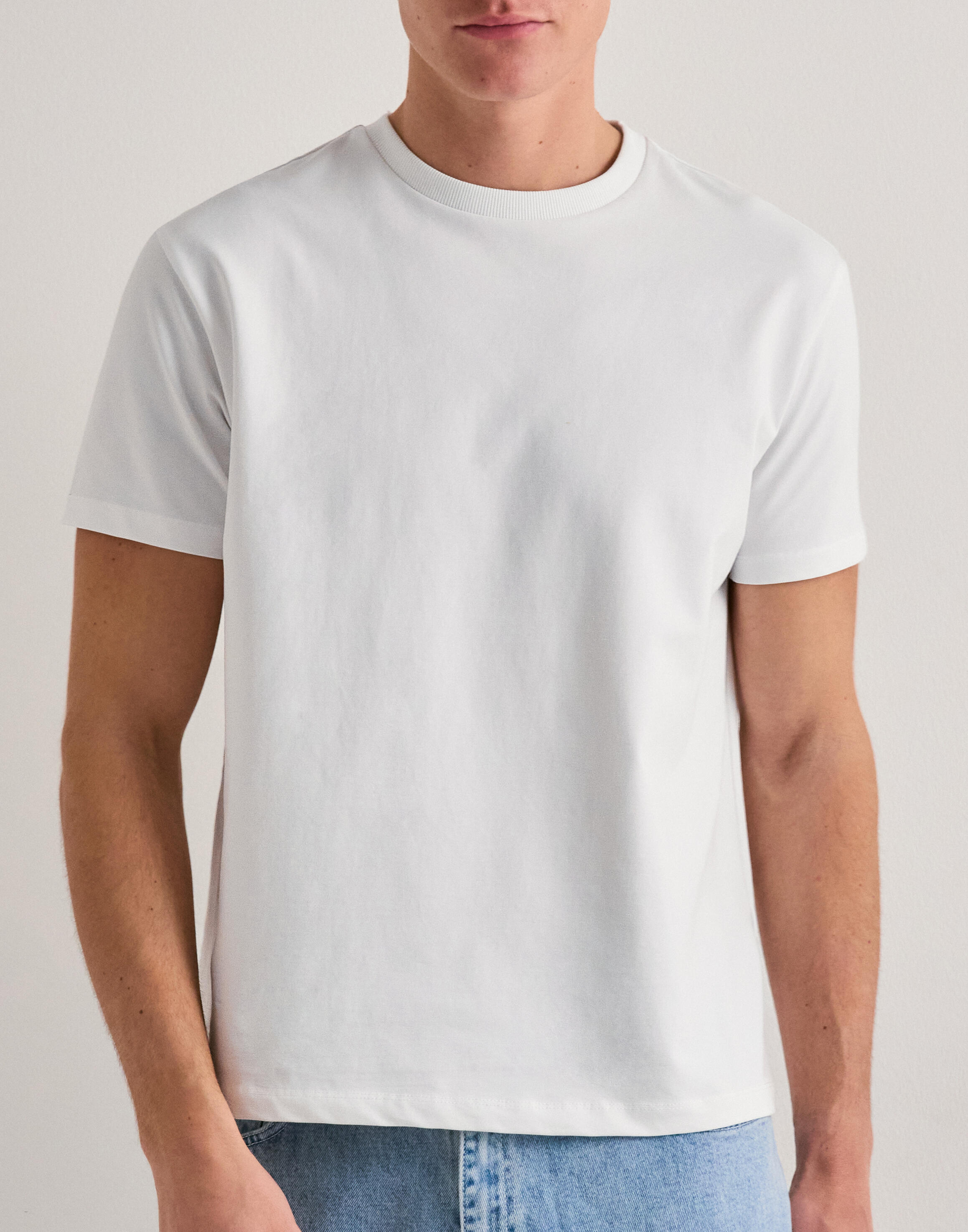 Köp Que Sera Sera Sam Slim Tee - White | NLYMAN