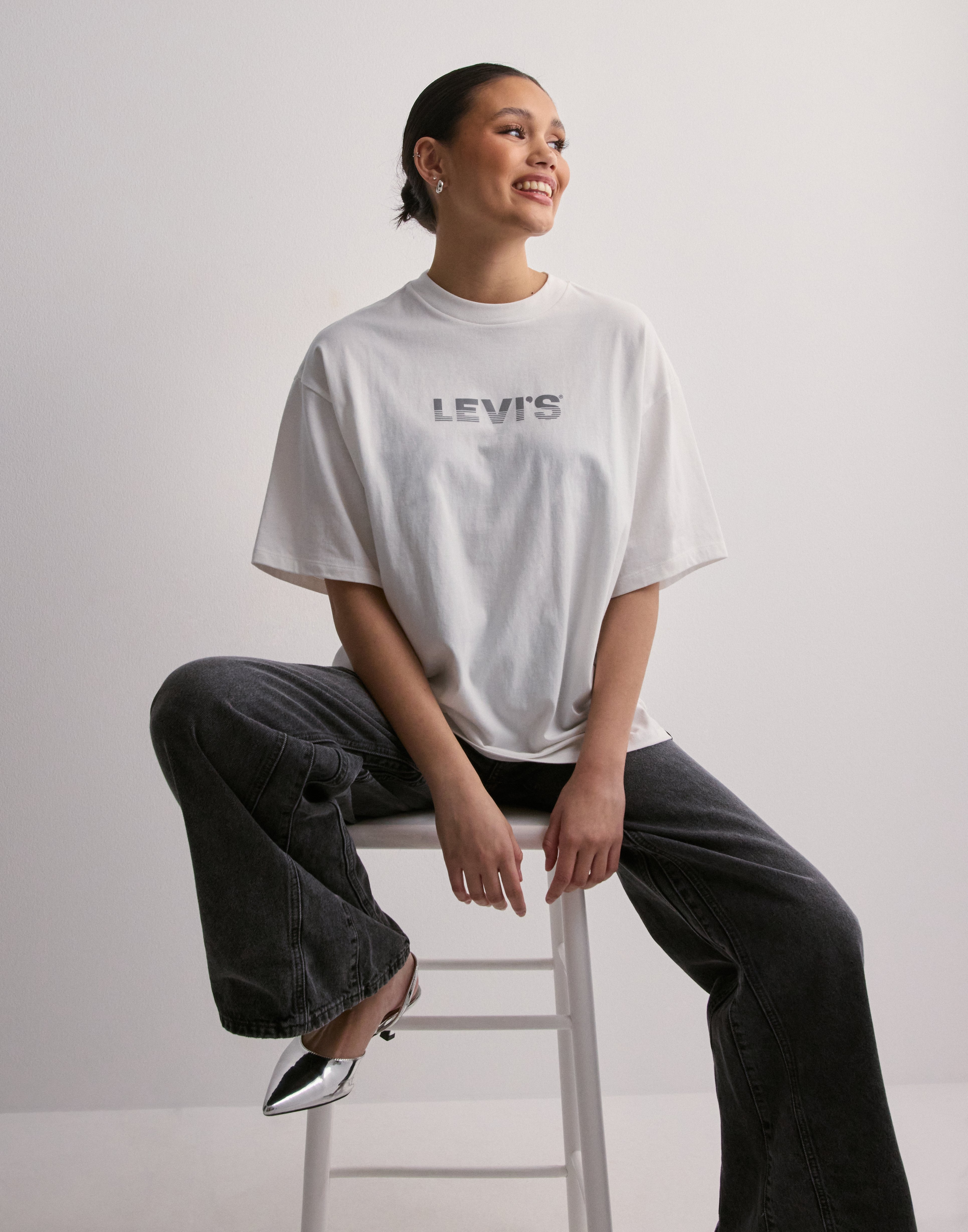 Köp Levi's GRAPHIC SHORT STACK TEE - White | Nelly.com