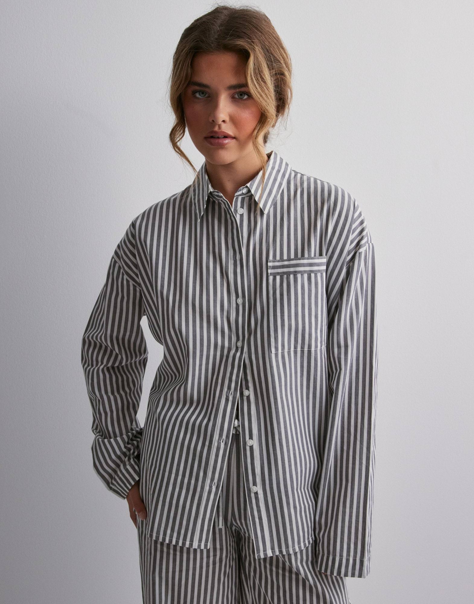 Kjøp Only ONLSAGA LS STRIPE SHIRT WVN CS - Thunderstorm Cloud Dancer | Nelly.com
