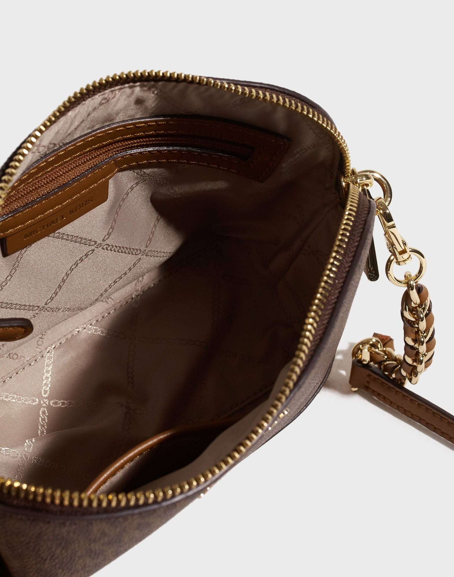Köp Michael Kors Jet Set Charm Large Dome Crossbody - Acorn | Nelly.com