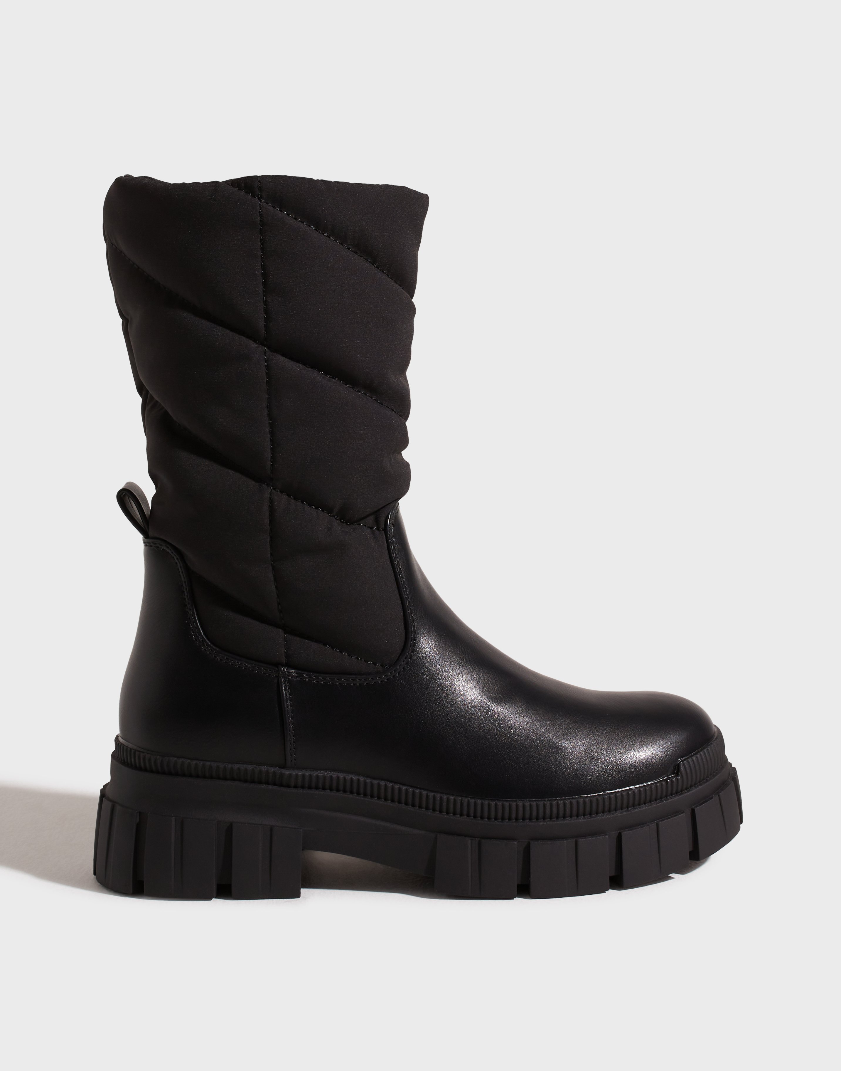 Kjøp Pieces PCJULIE MID HIGH PADDED BOOT - Black | Nelly.com