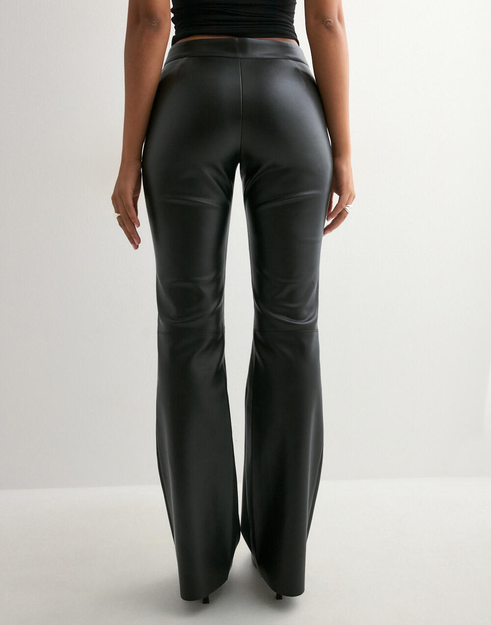 Köp Nelly Low Waist Flare PU Pants - Black | Nelly.com