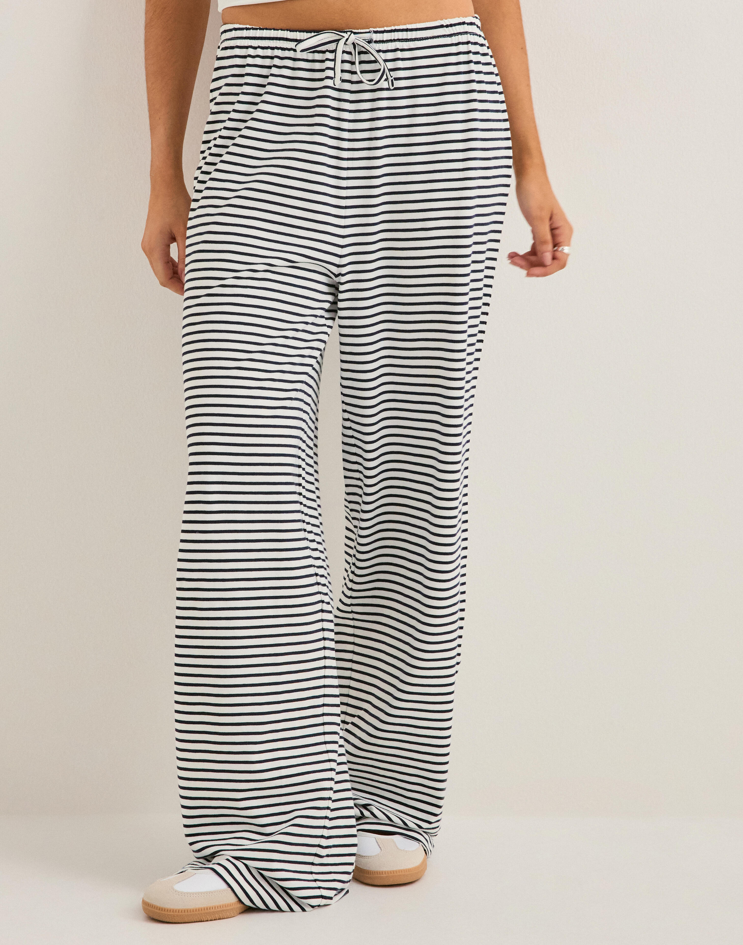 Kjøp Only ONLKISS LIFE LOOSE PANT CC JRS NOOS - Cloud Dancer Stripes ...