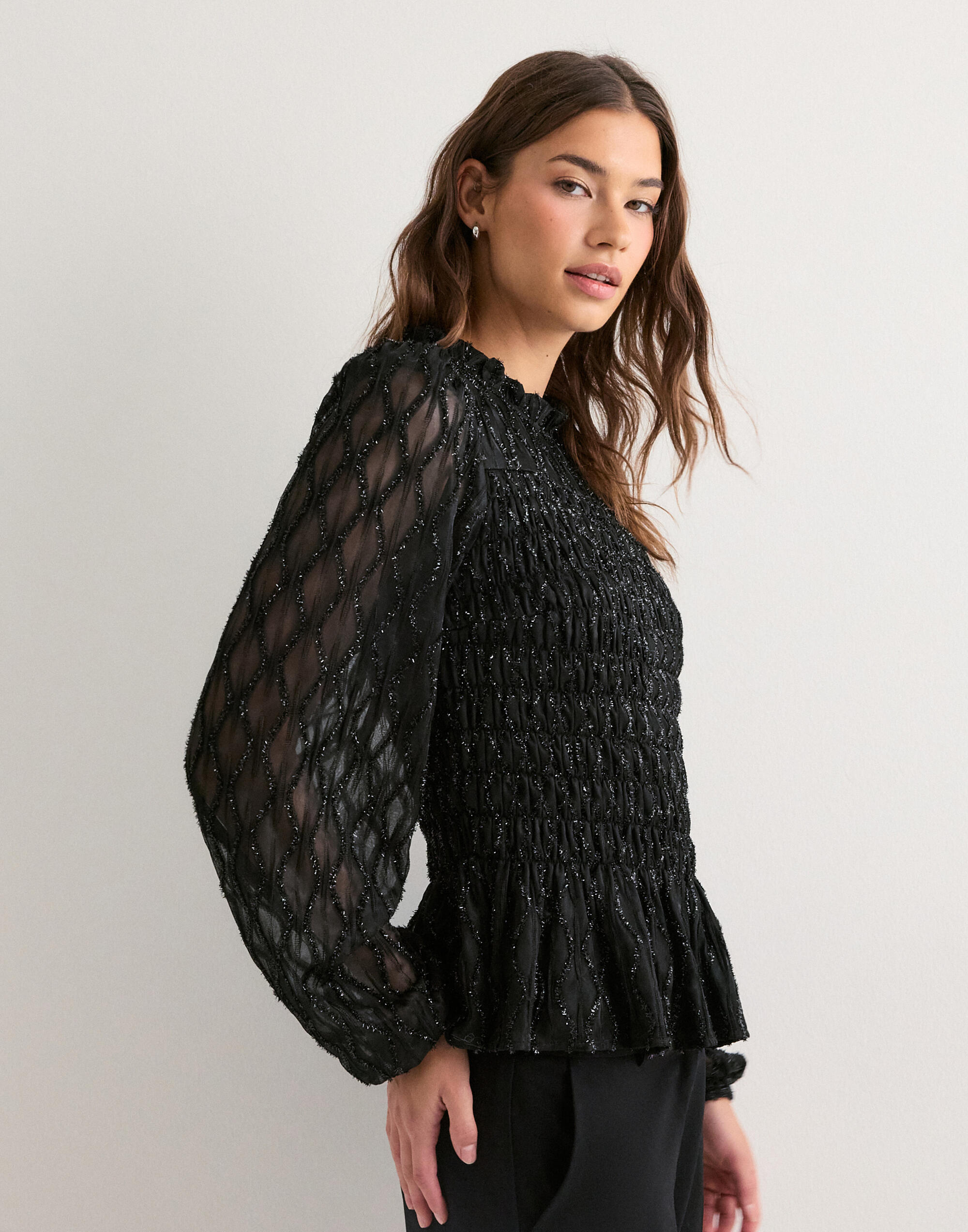 Kjøp Vero Moda AWNOLITA LS HIGH NECK SMOCK TOP - Black | Nelly.com
