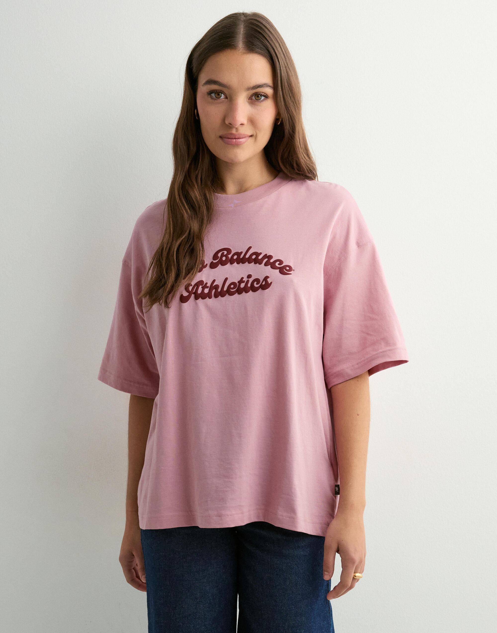 Kjøp New Balance Linear Heritage Oversized T-Shirt - Pink | Nelly.com
