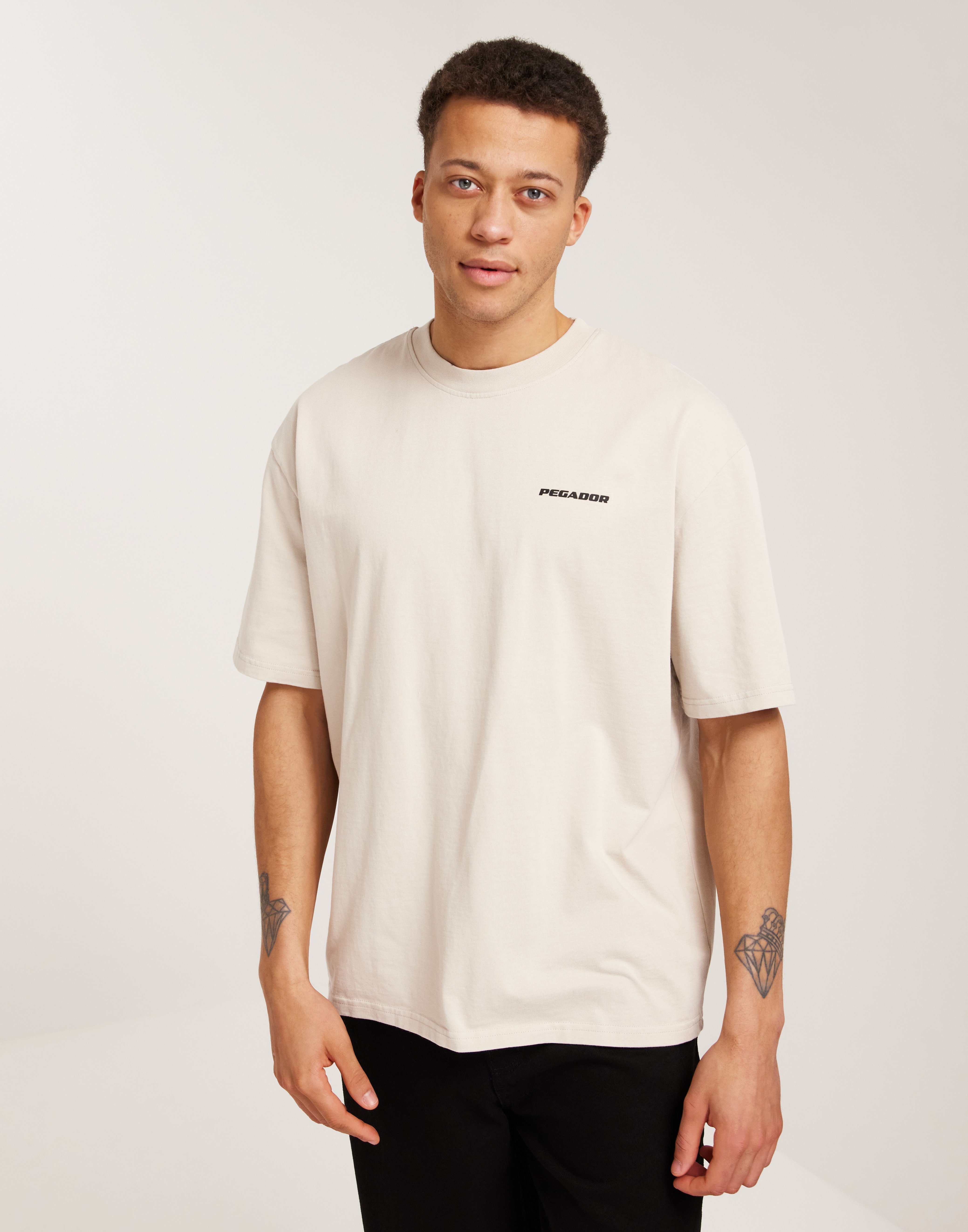Köp Pegador Logo Oversized Tee - Dust | NLYMAN