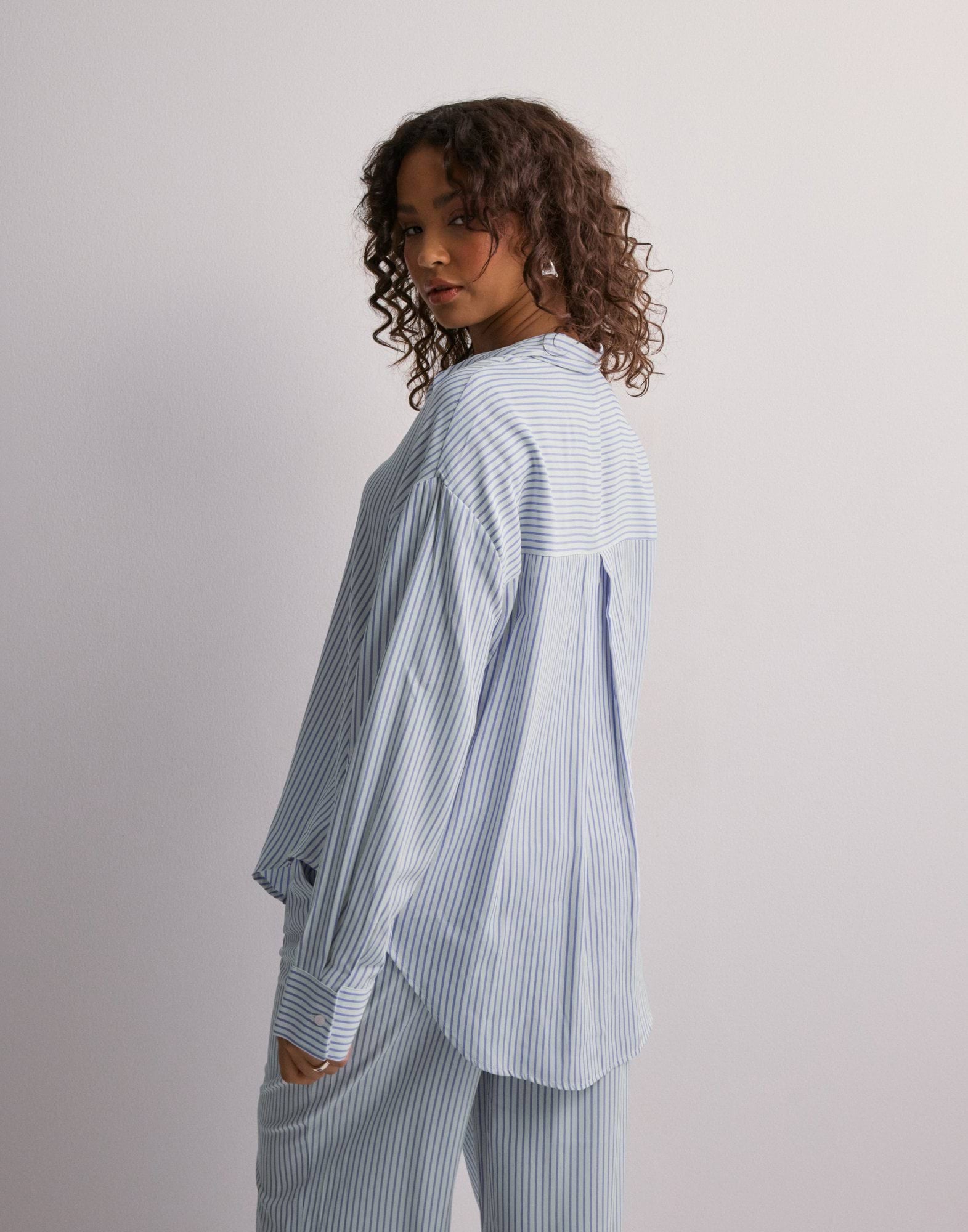 Osta Only ONLALICE SARAH LS SHIRT WVN - Cloud Dancer Blue | Nelly.com