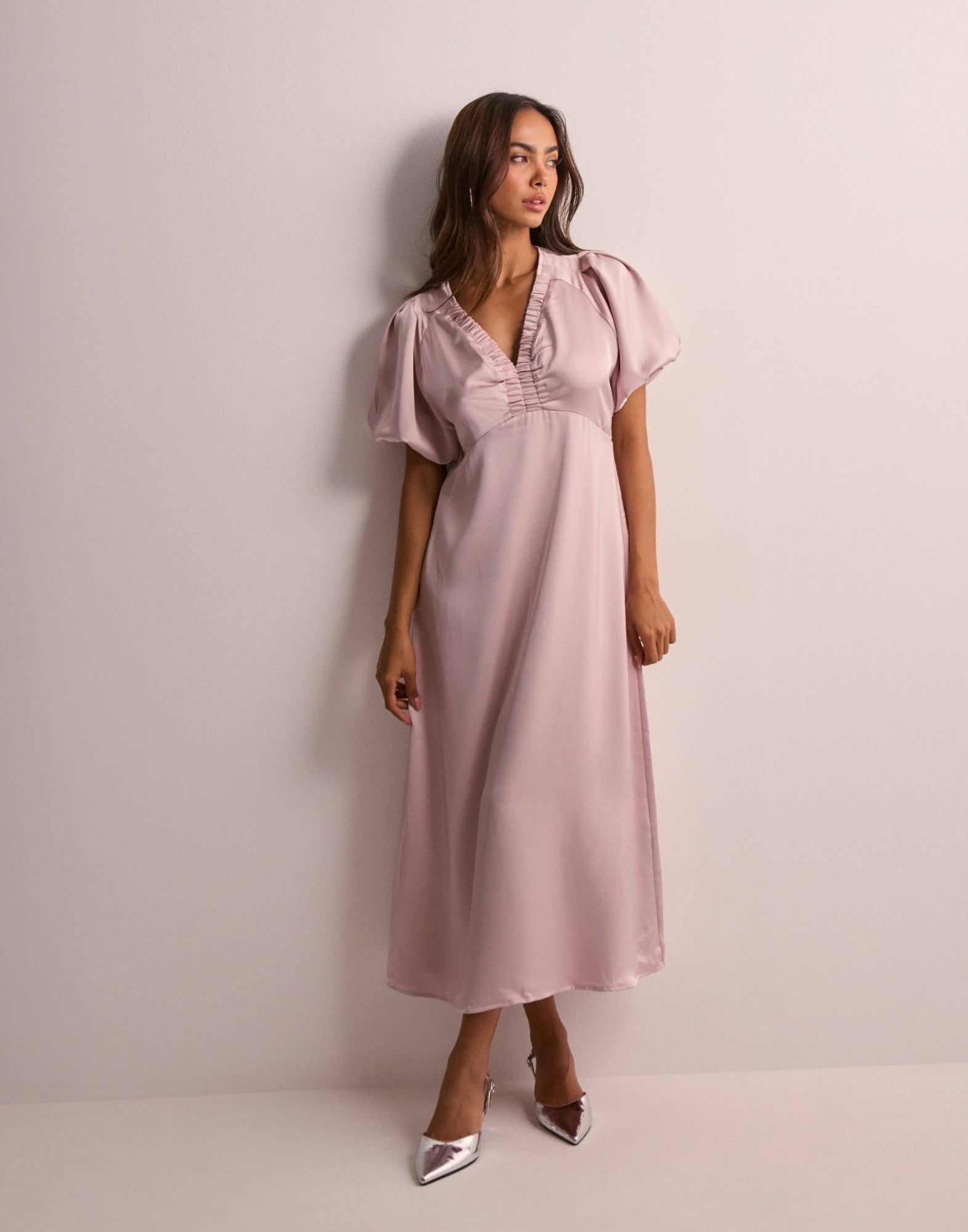 Köp Neo Noir Illana Heavy Sateen Dress - Dusty Pink | Nelly.com
