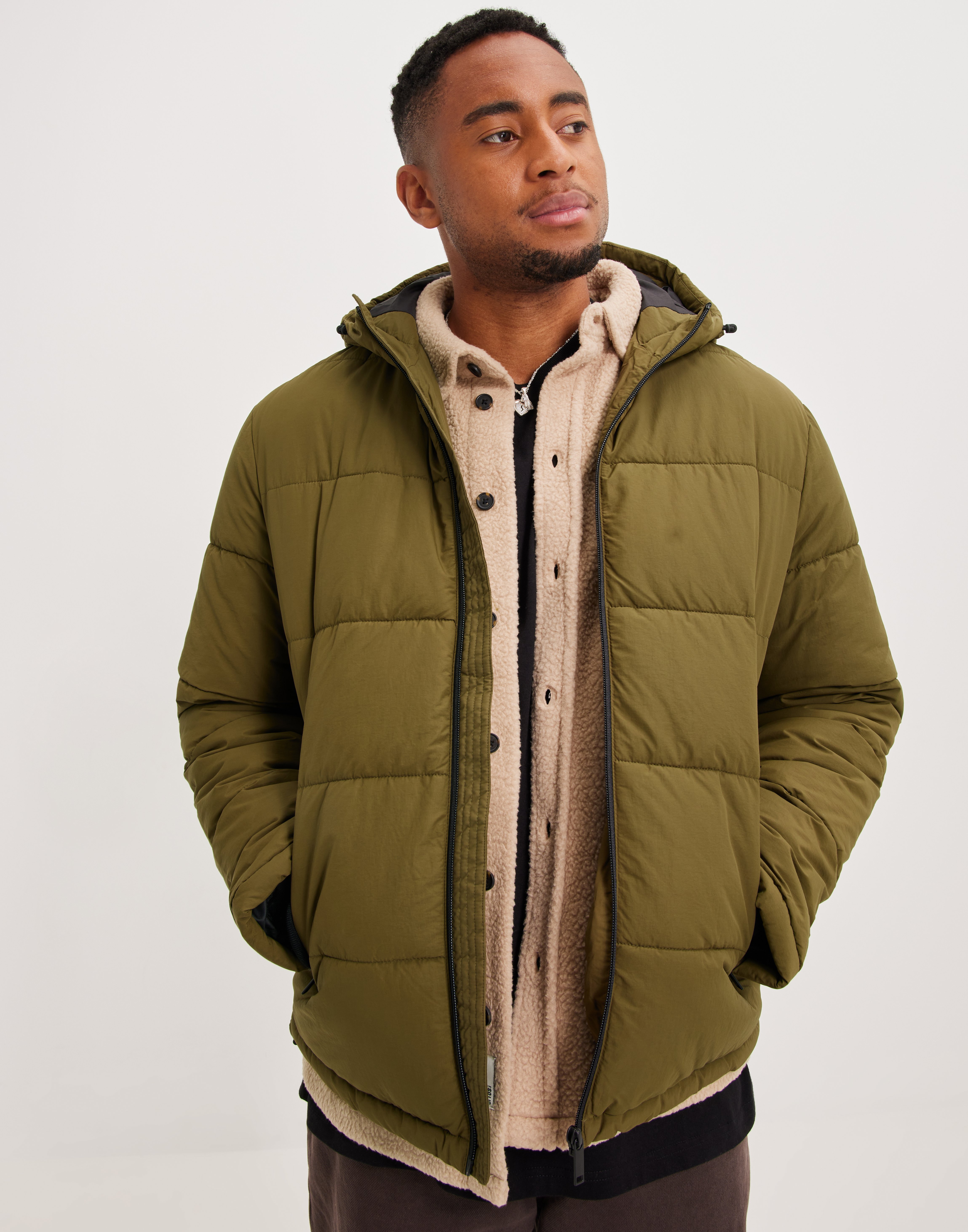 Köp Selected Homme SLHHARRY PUFFER JKT W NOOS - Dark Olive | NLYMAN