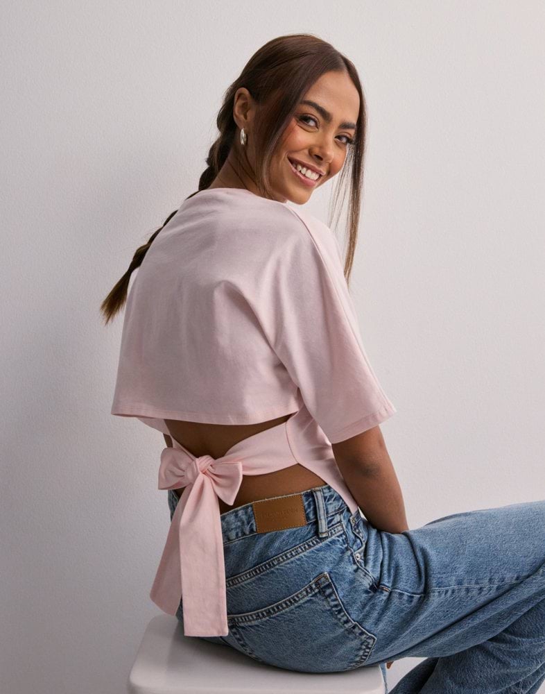 Köp Nelly Open Back Tie Tee - Light Pink | Nelly.com