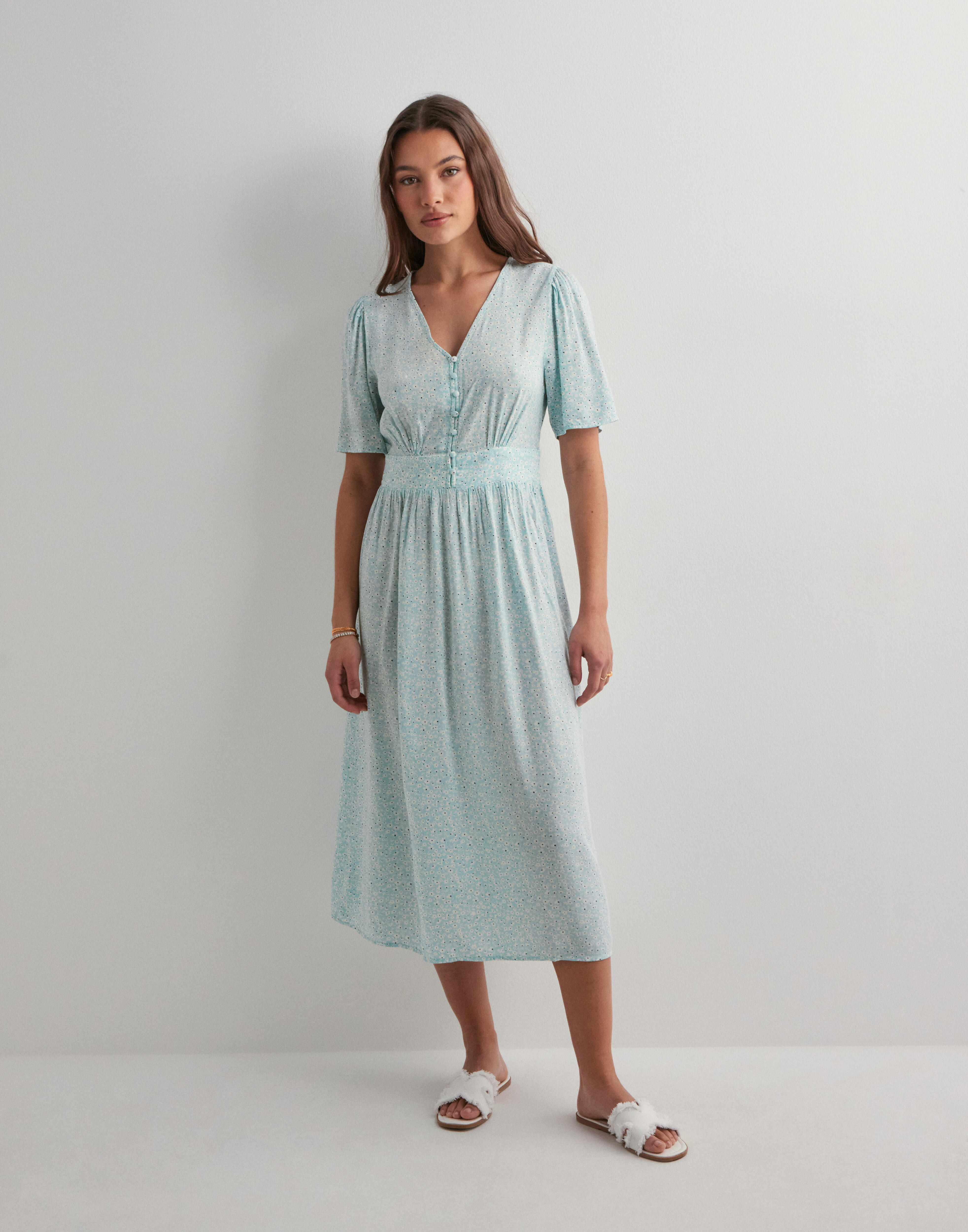 Kjøp Pieces PCTALA SS MIDI DRESS NOOS BC - Cloud Blue | Nelly.com