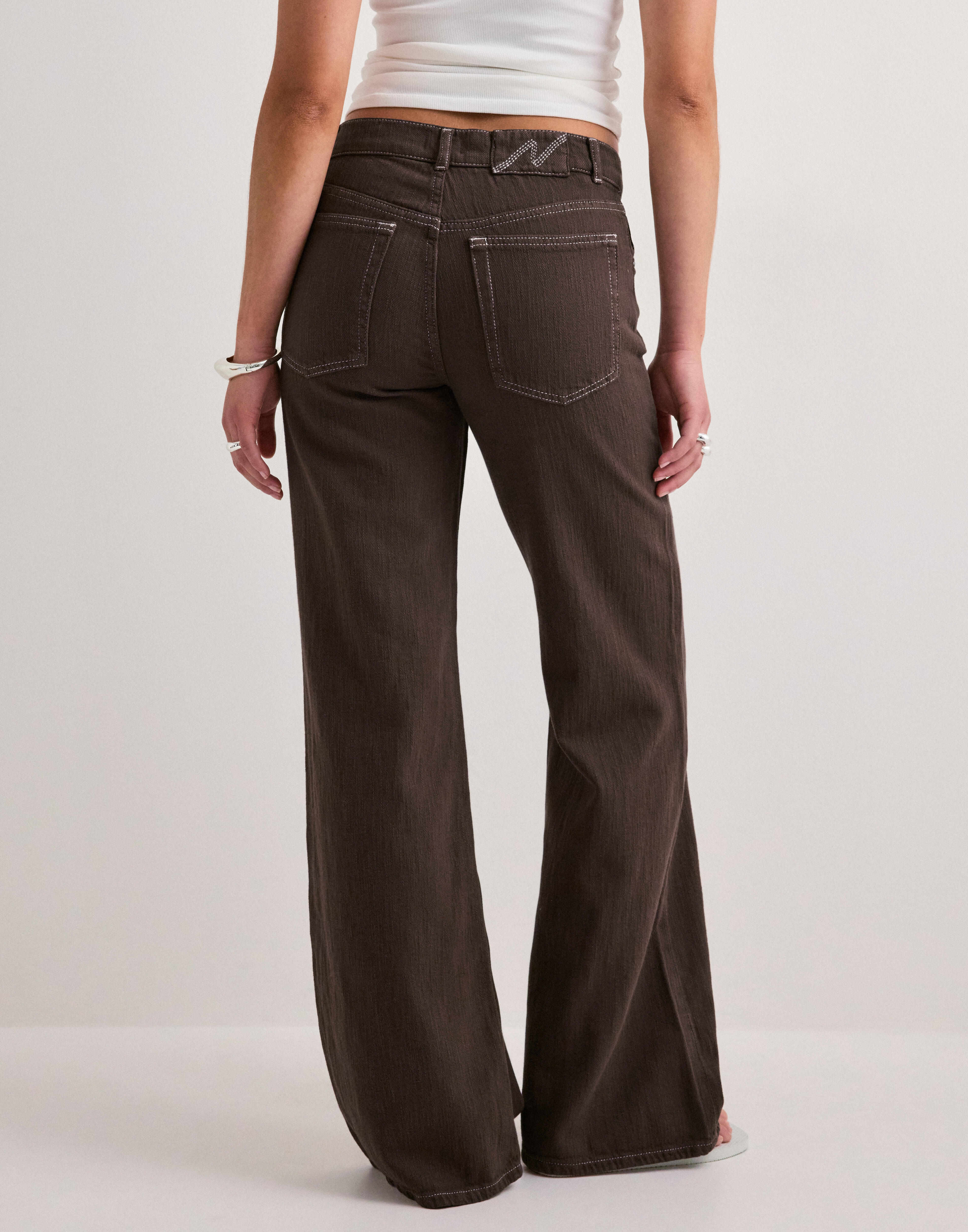 Kjøp Nelly Loose Flare Jeans - Brown | Nelly.com