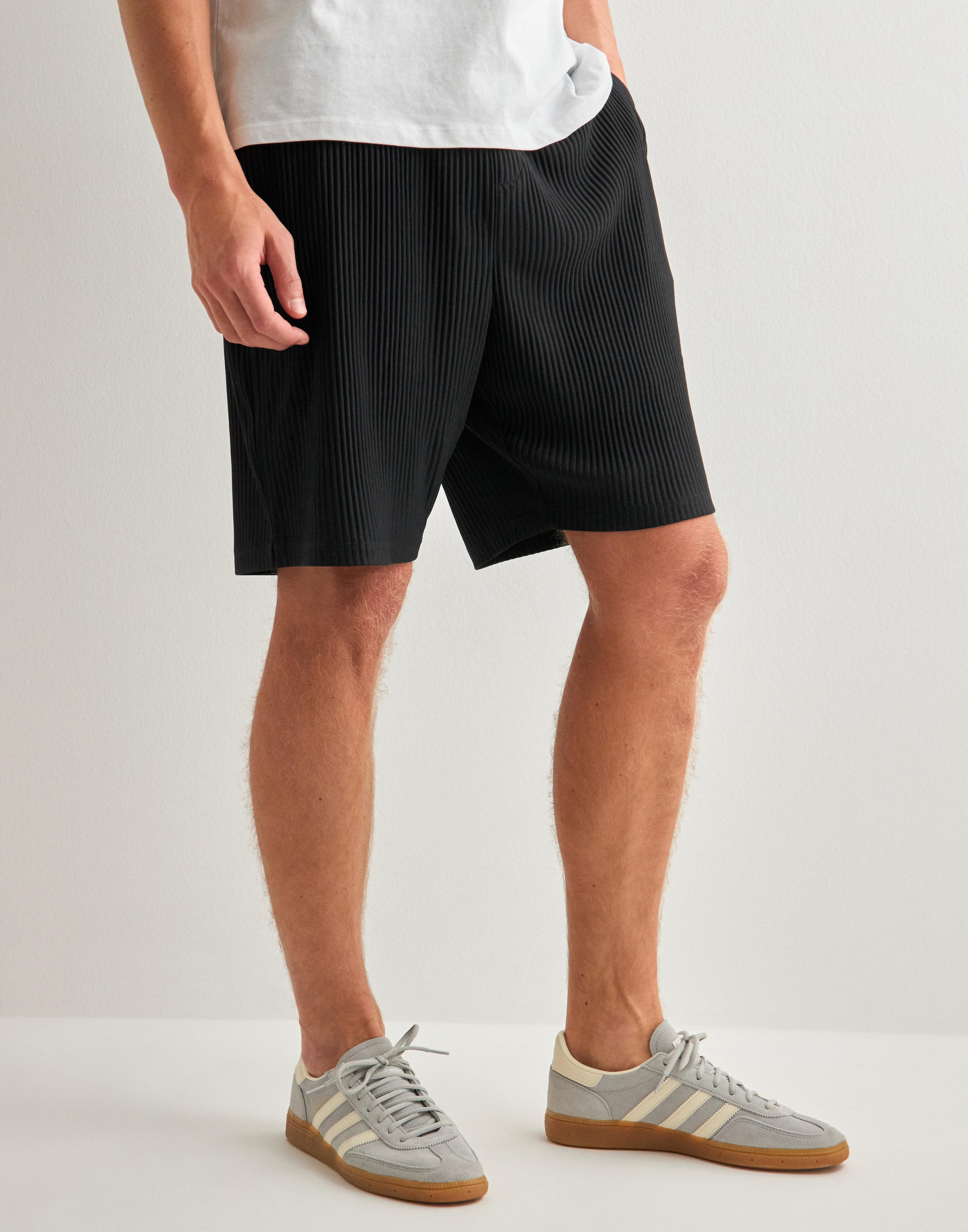 Buy Jack & Jones JPSTKARL INTERLUDE PLISSE SHORTS MI - Black | NLYMAN