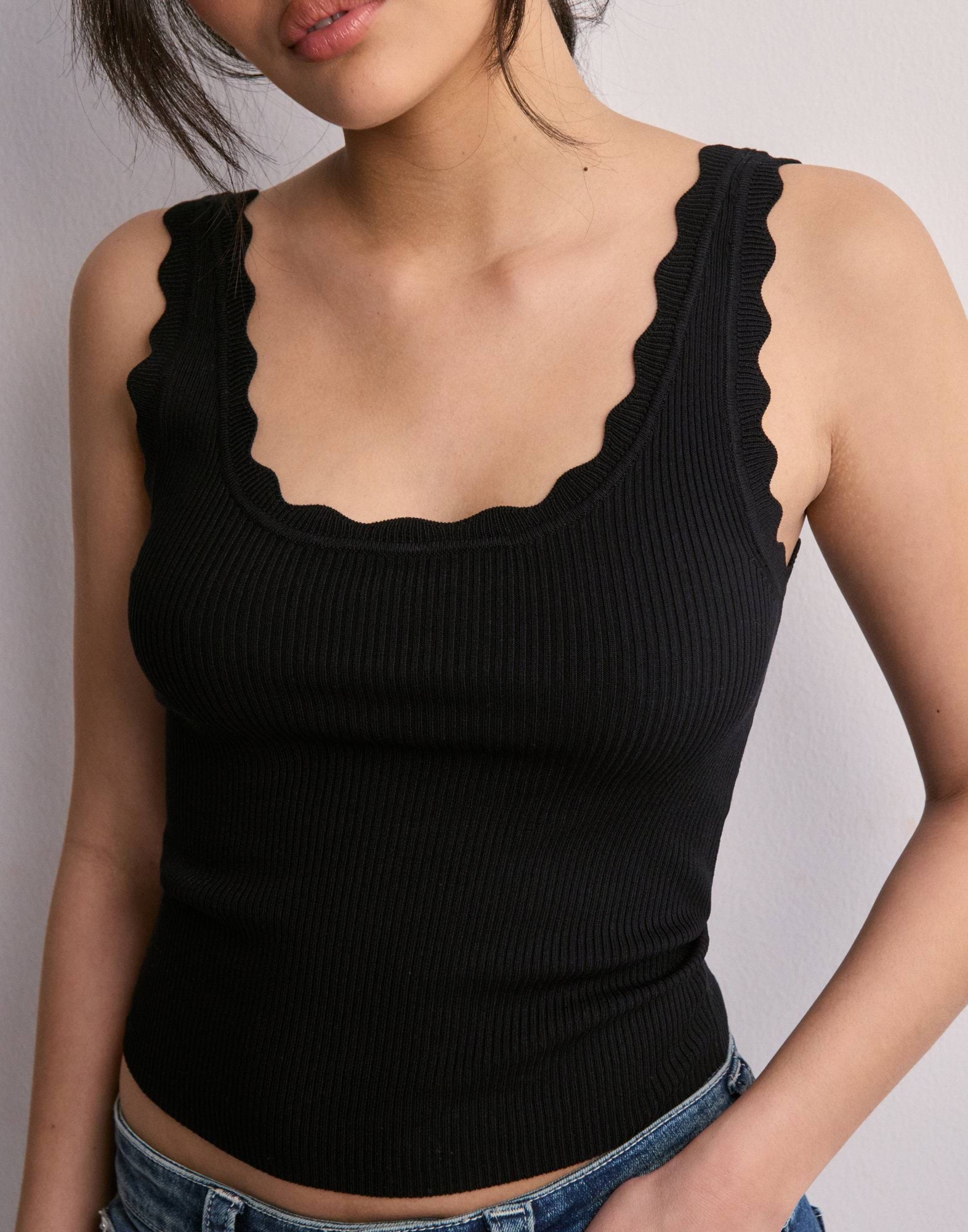Osta JDY JDYNANNA S/L SCALLOP EDGE TOP KNT - Black | Nelly.com