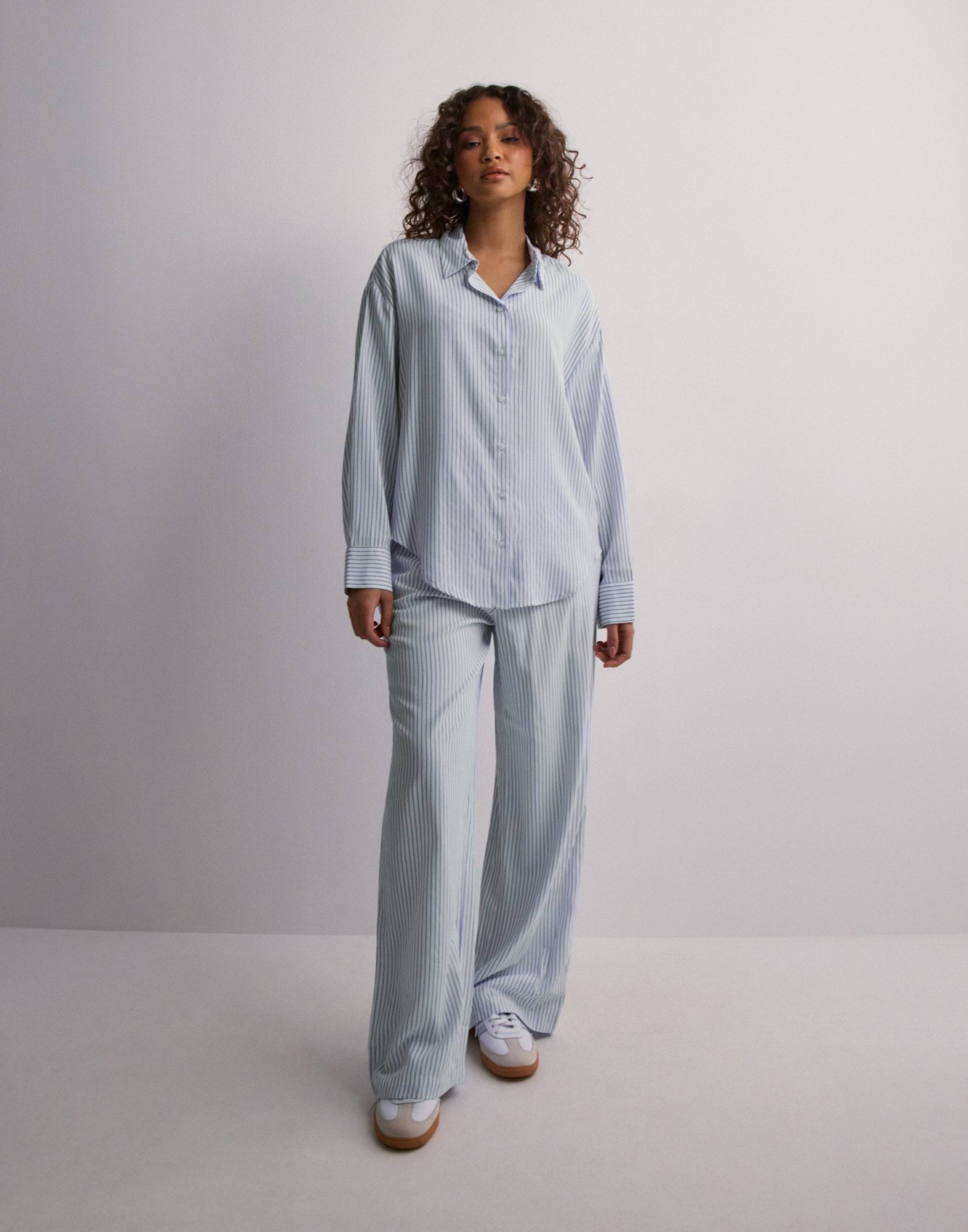 Köp Only ONLALICE SARAH LS SHIRT WVN - Cloud Dancer Blue | Nelly.com