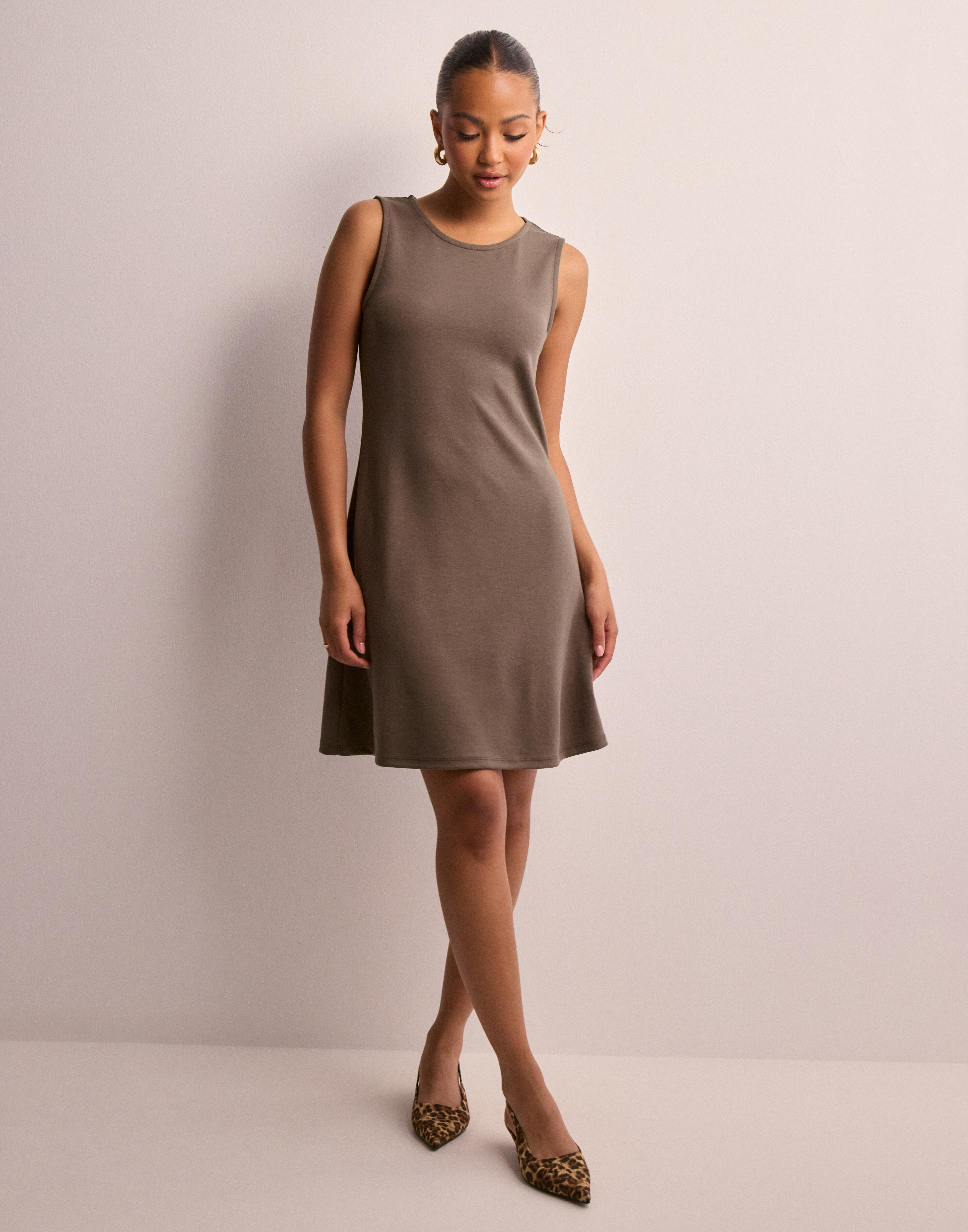 Köp JDY JDYALANIS S/L MINI DRESS JRS EXP - Walnut | Nelly.com