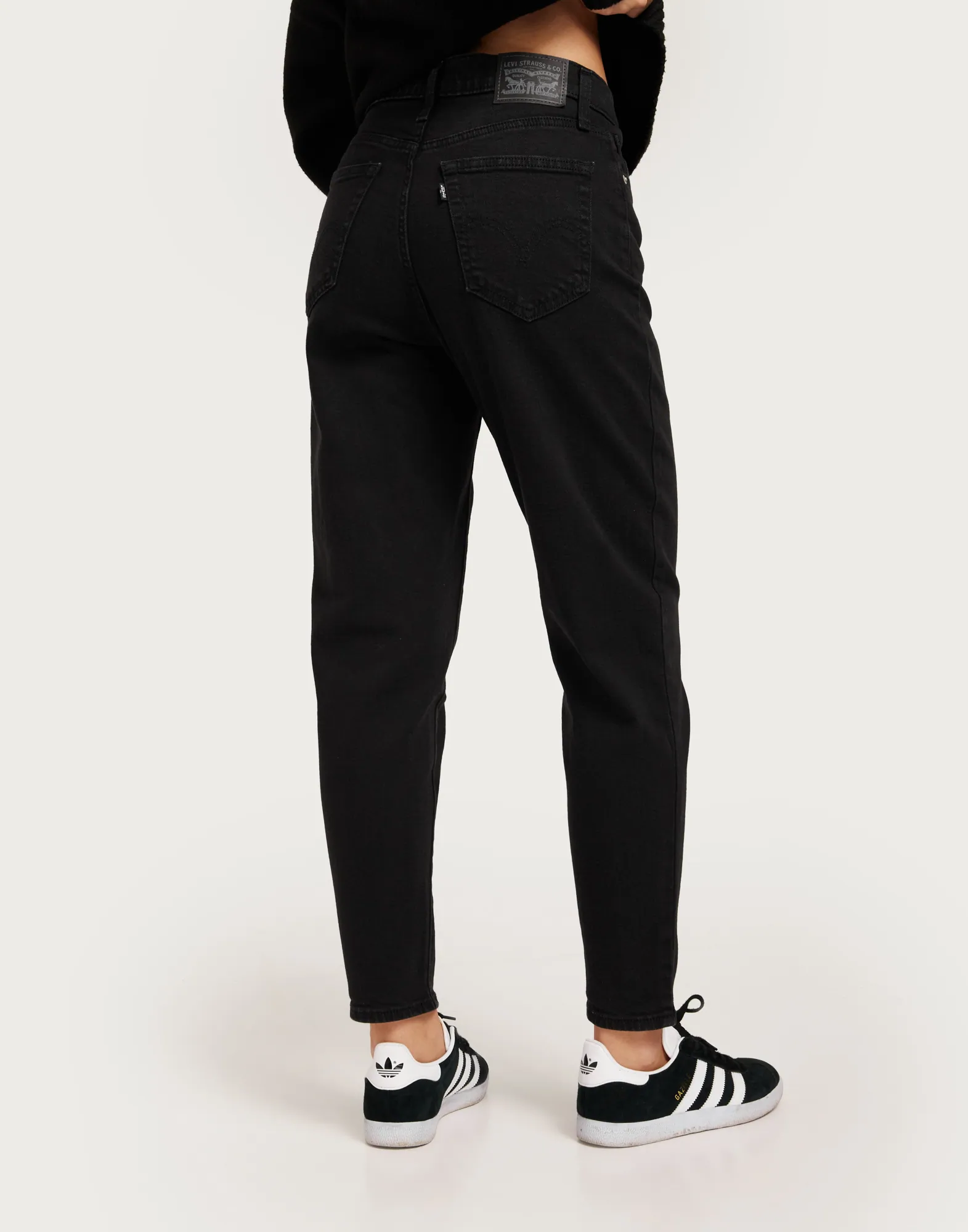 Buy Levi's HIGH WAISTED MOM JEAN - Black | Nelly.com