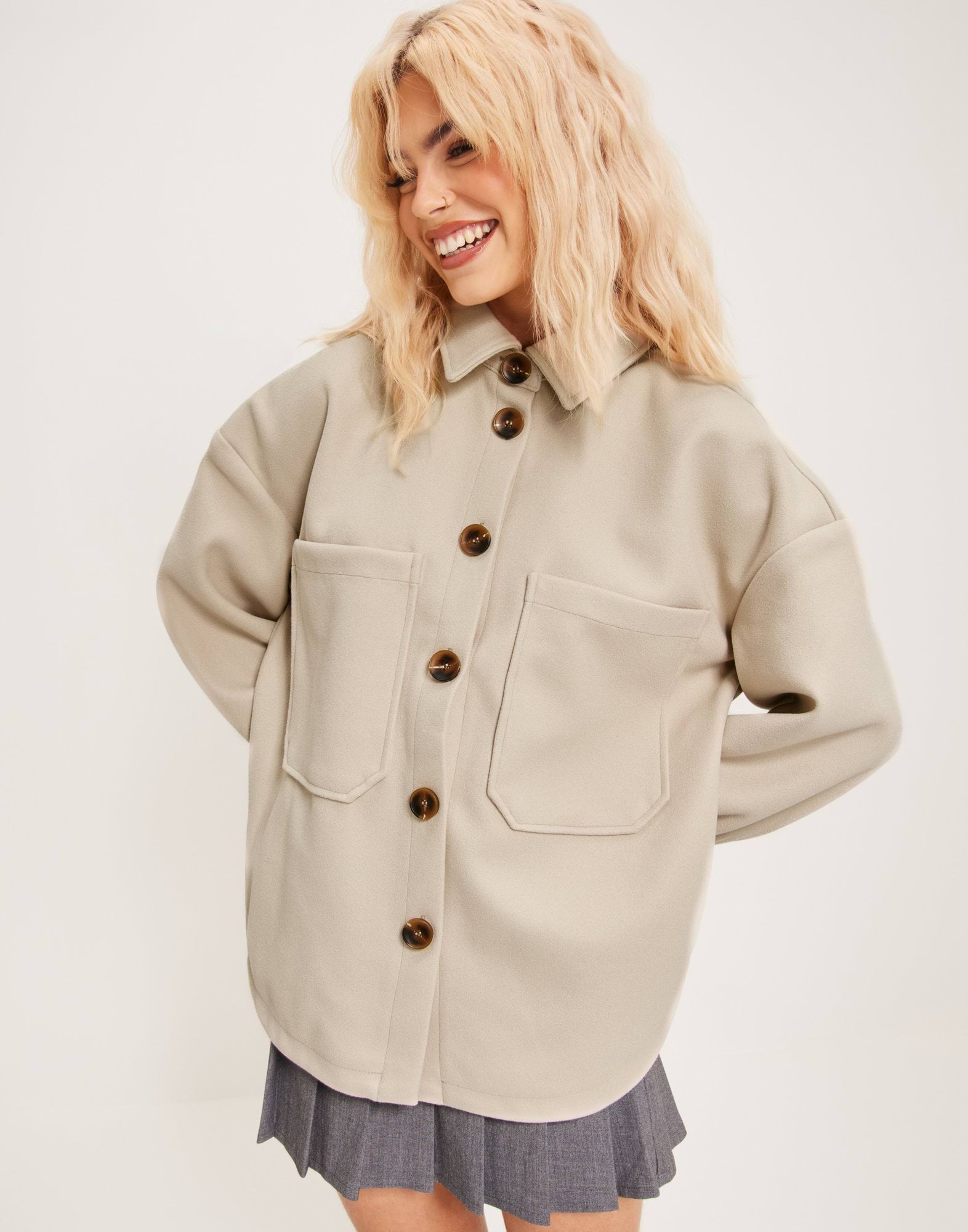 Osta Only ONLWEMBLEY L/S OVS SHORT SHACKET CC - Feather Gray | Nelly.com