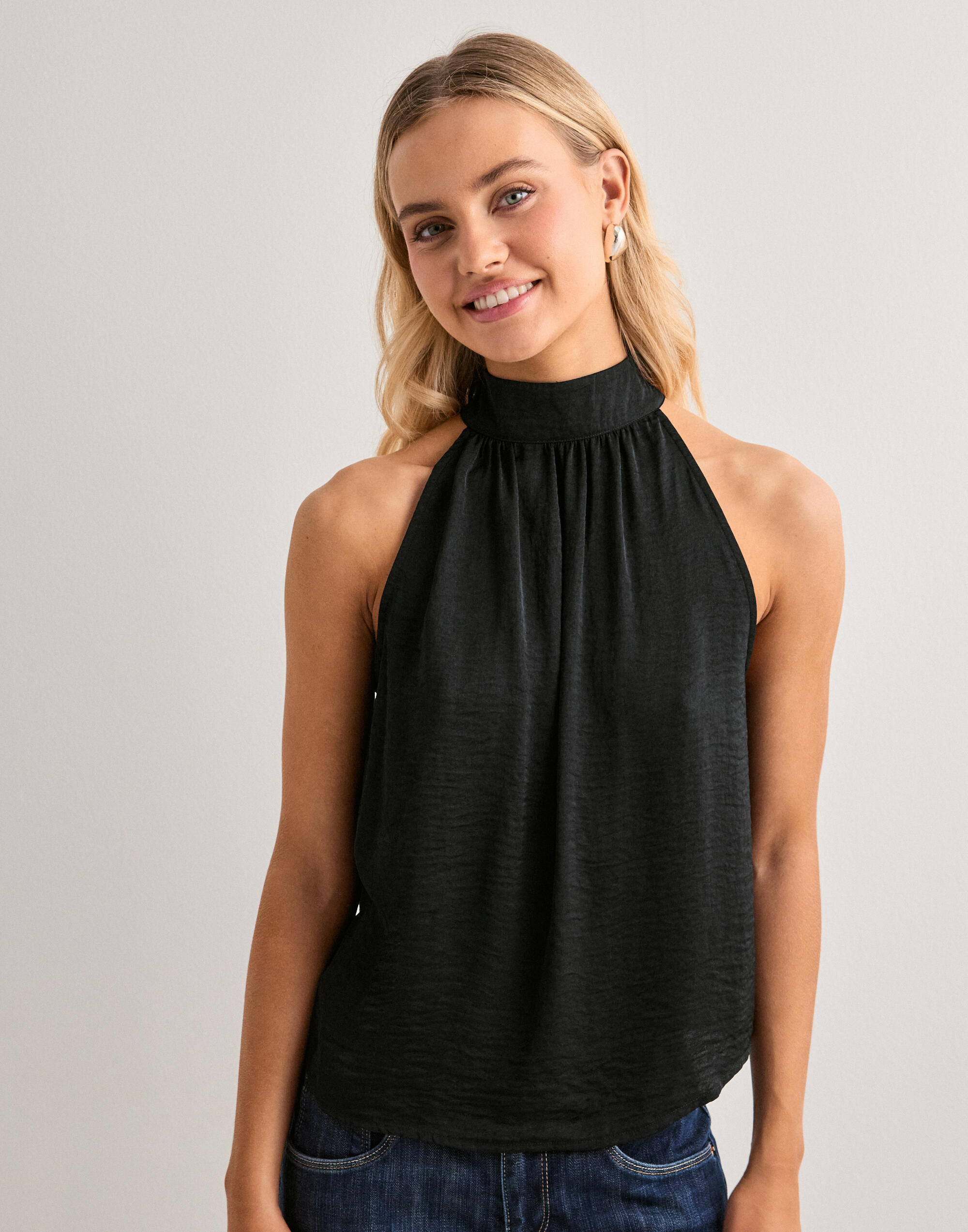Buy Pieces PCMILDA HALTER NECK TOP WVN - Black | Nelly.com