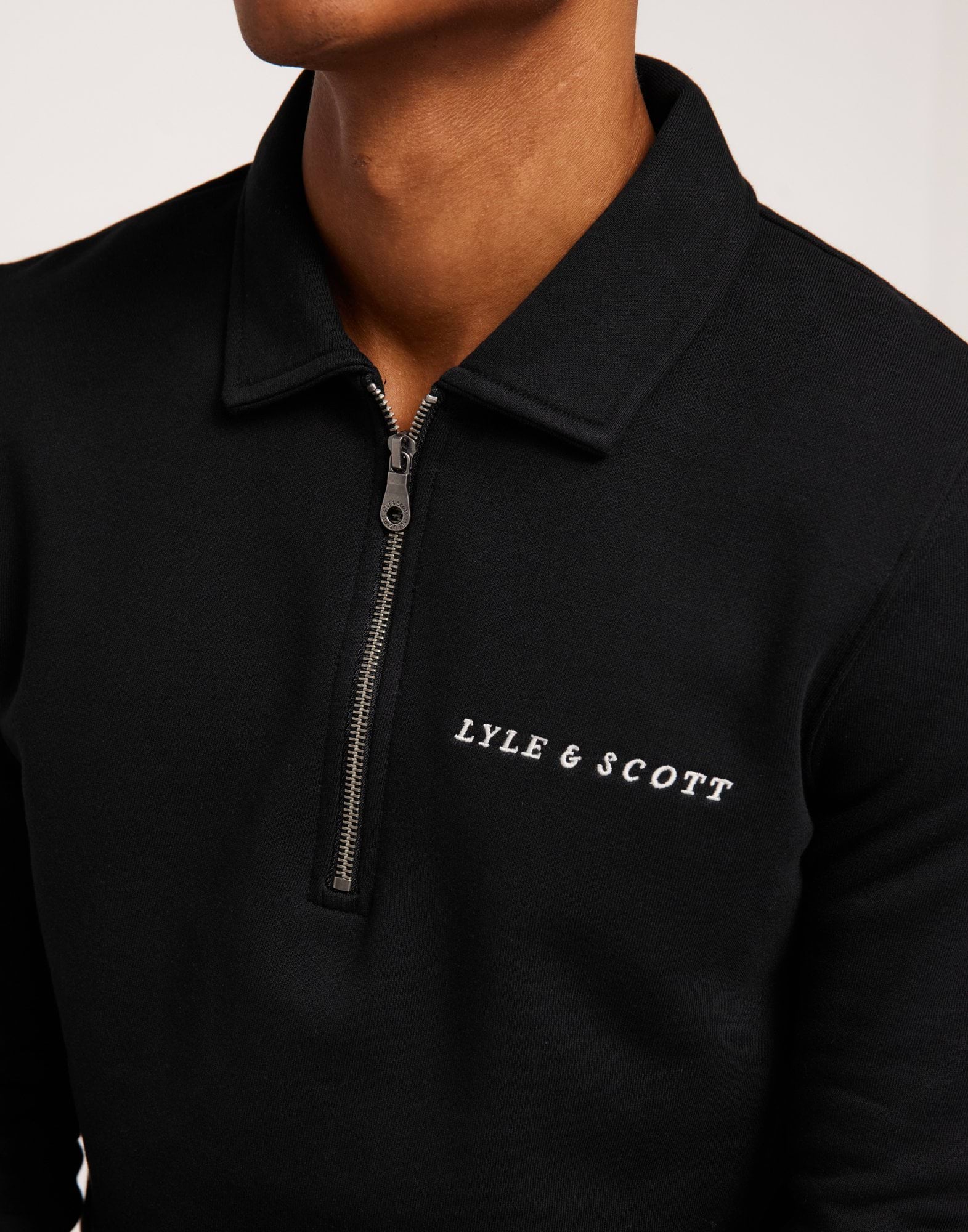 Köp Lyle & Scott Embroidered Collared Quarter Zip - Jet Black | NLYMAN