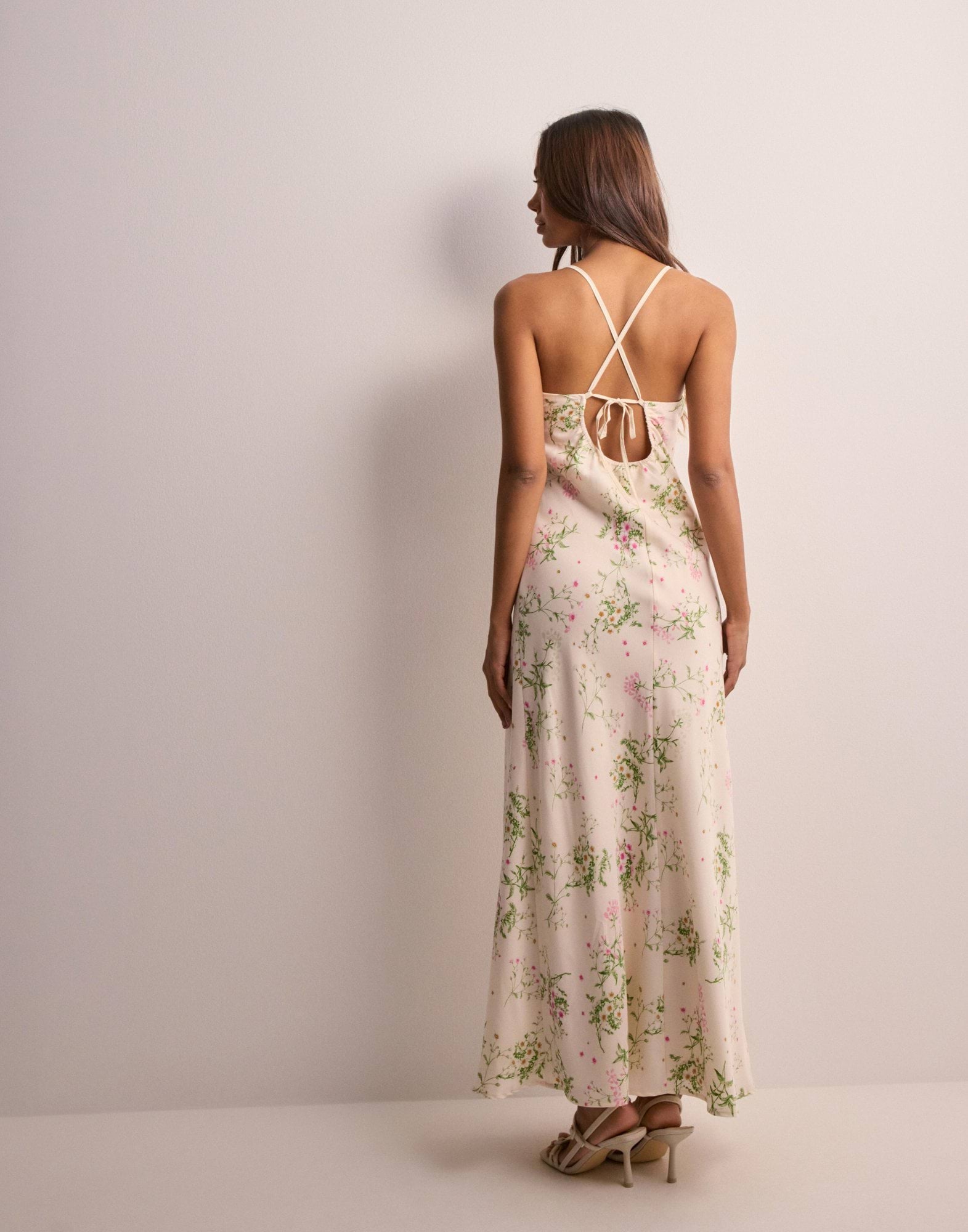 Kjøp Neo Noir Clia Flower Field Dress - Off White | Nelly.com