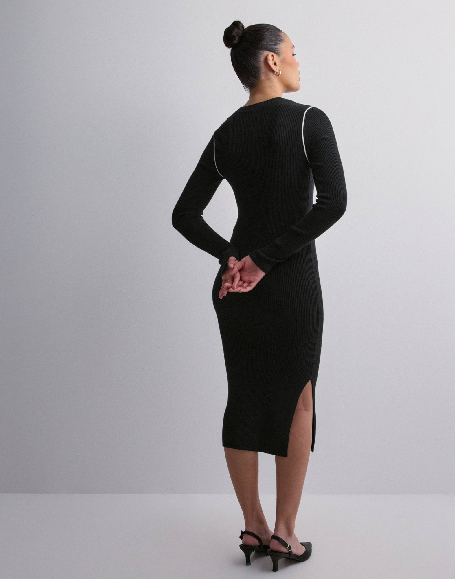 Köp Pieces PCFALKA LS SLIM PIPING KNIT DRESS B - Black Cloud Dancer Piping | Nelly.com