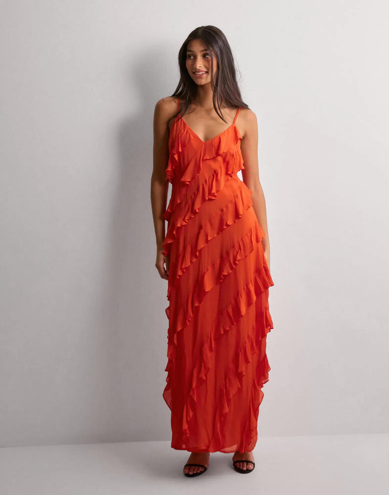 Köp Malina Cecily ruffle-trimmed maxi dress - Summer Red | Nelly.com