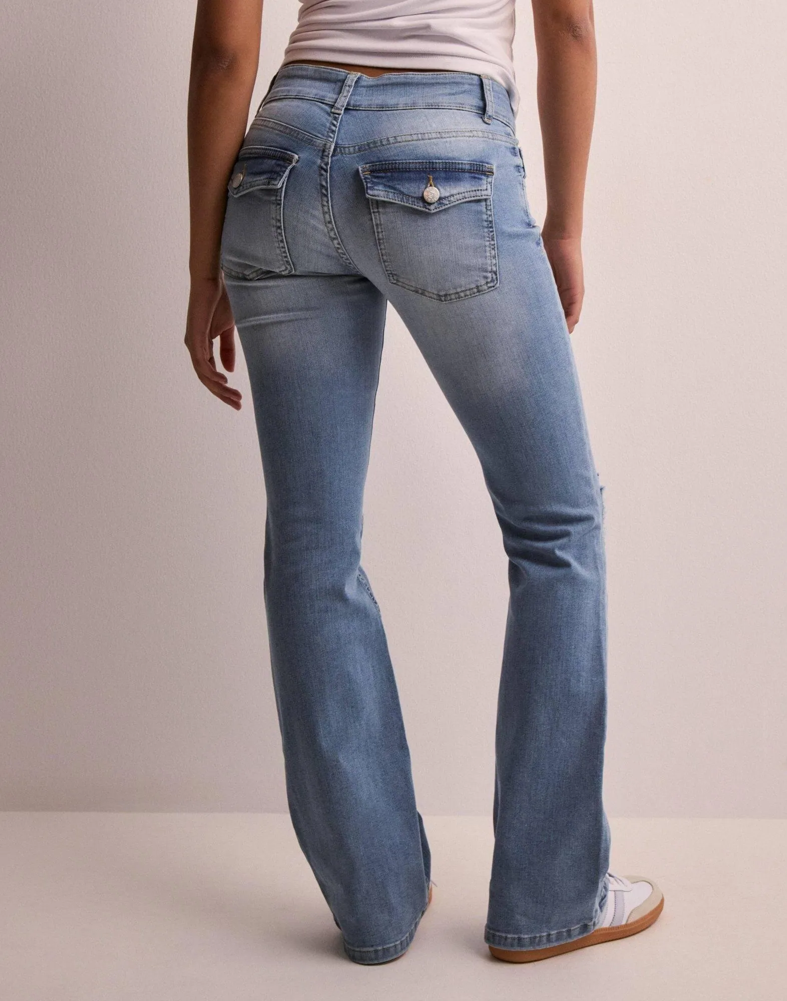 Kjøp Nelly Low Waist Bootcut Flap Pocket Jeans - Blue | Nelly.com