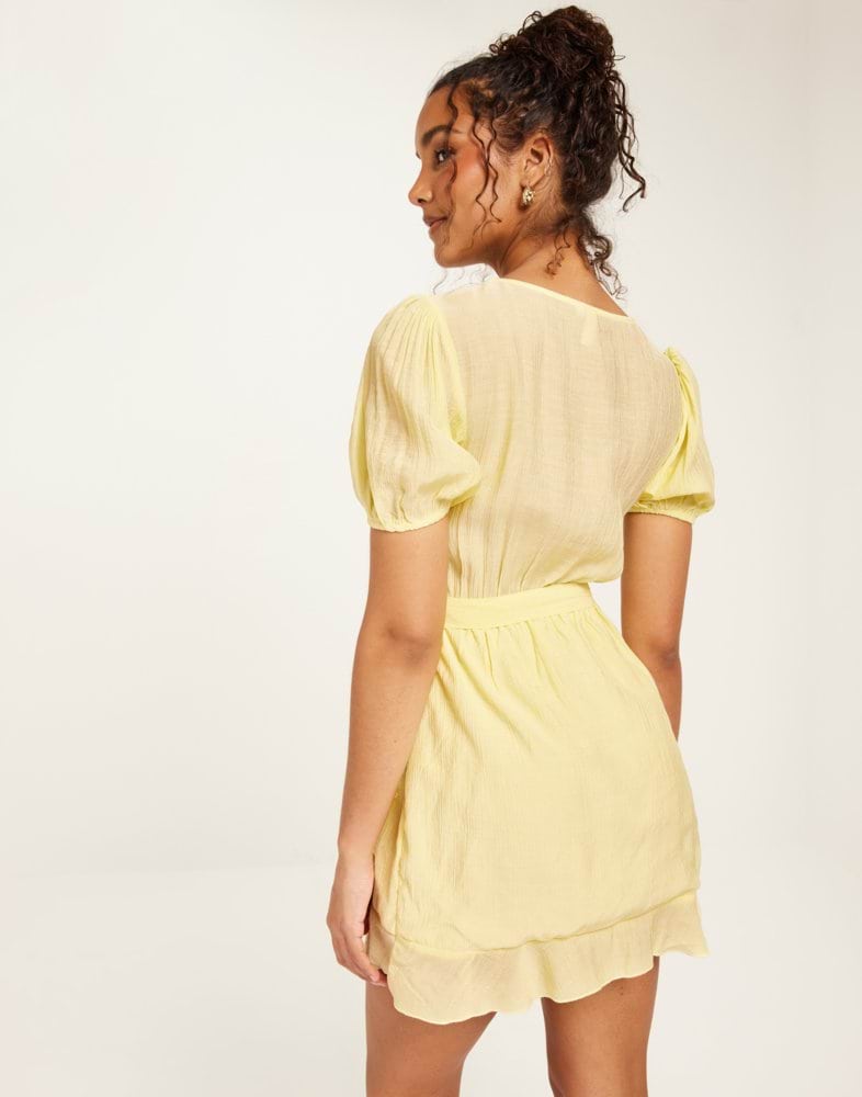 Köp Nelly Flounce Structure Dress - Light Yellow | Nelly.com