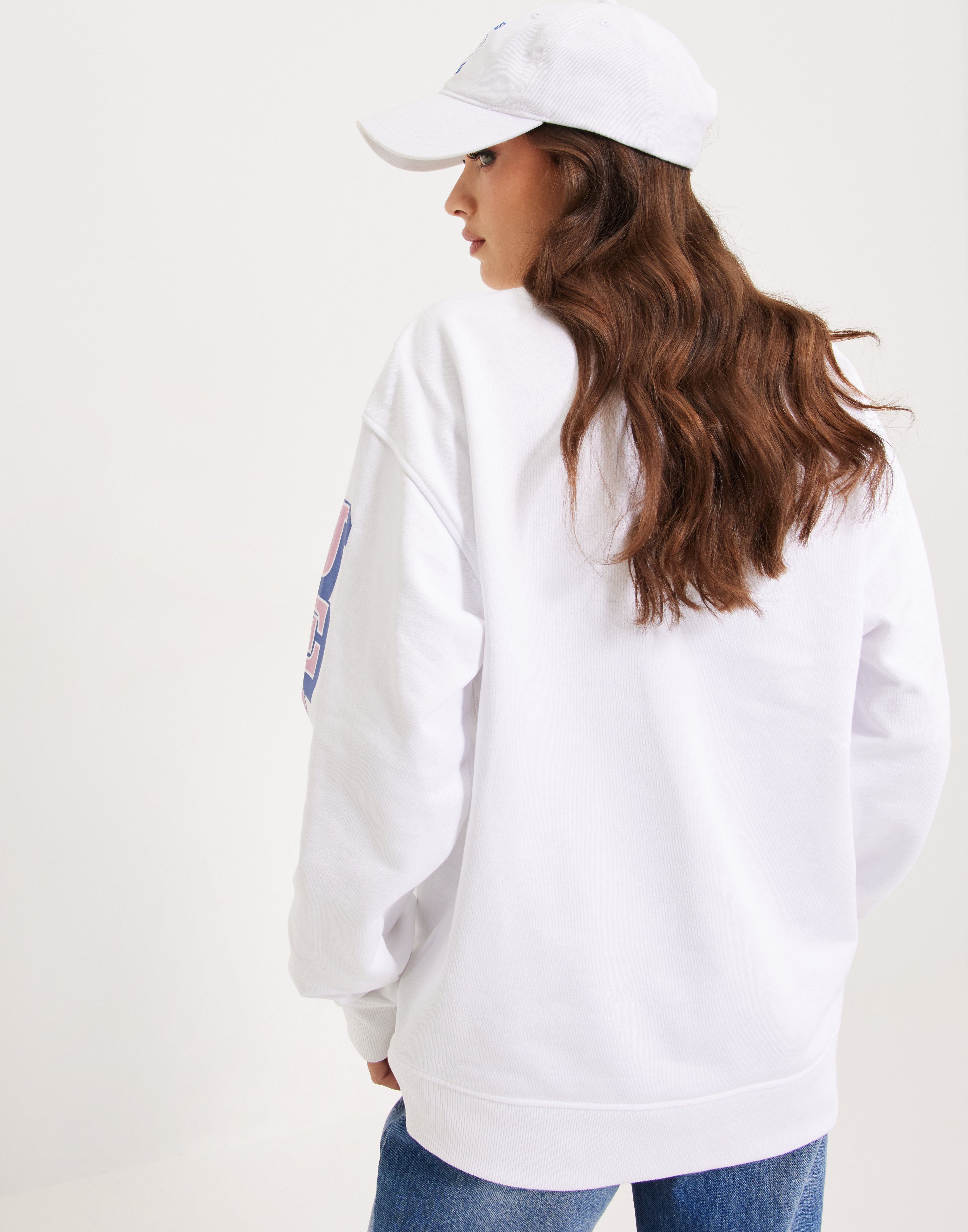 Köp Tommy Jeans TJW RLX POP BADGE CREW - White | Nelly.com