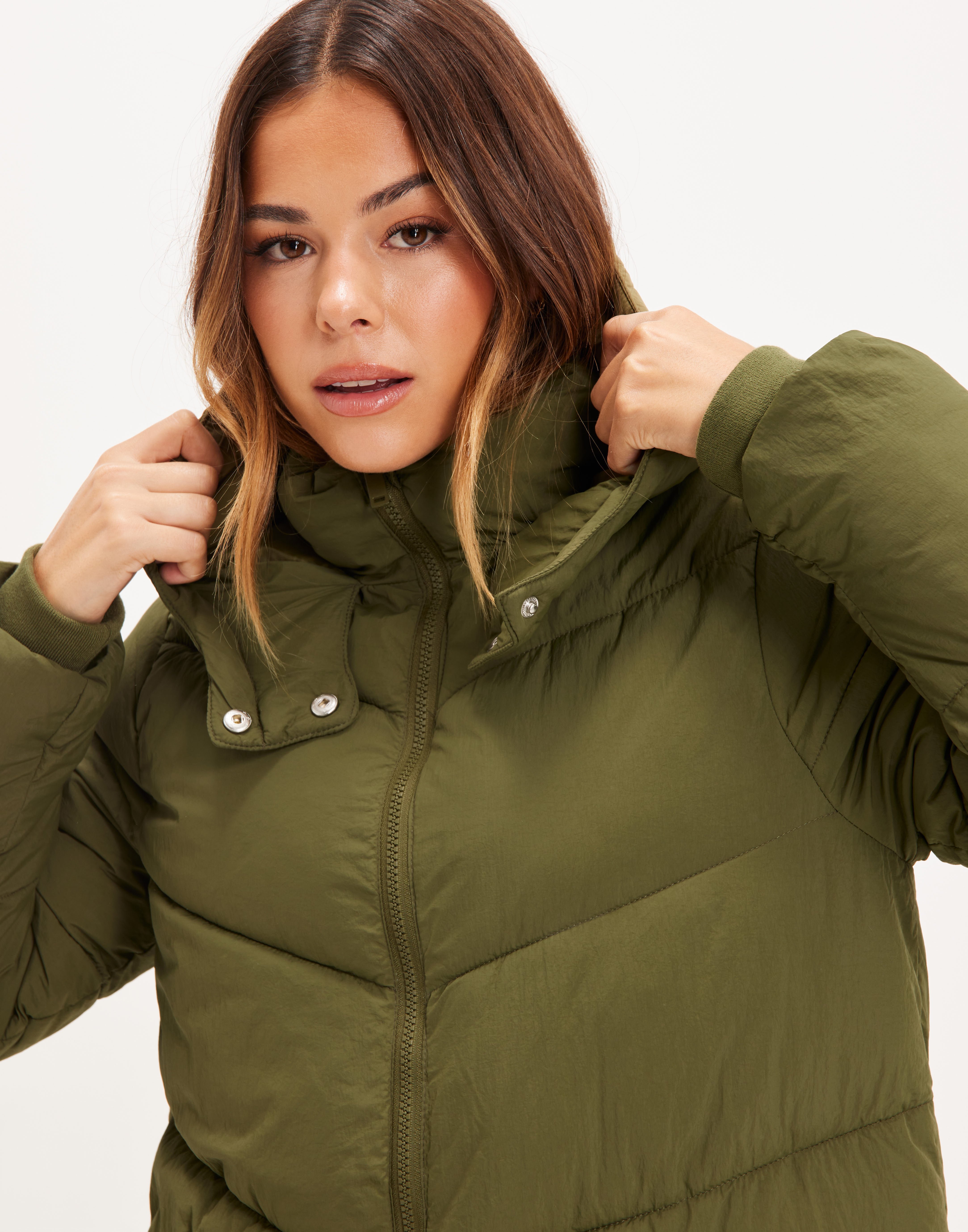 Köp Pieces PCJAMILLA LONG PUFFER JACKET NOOS B - Dark Olive | Nelly.com