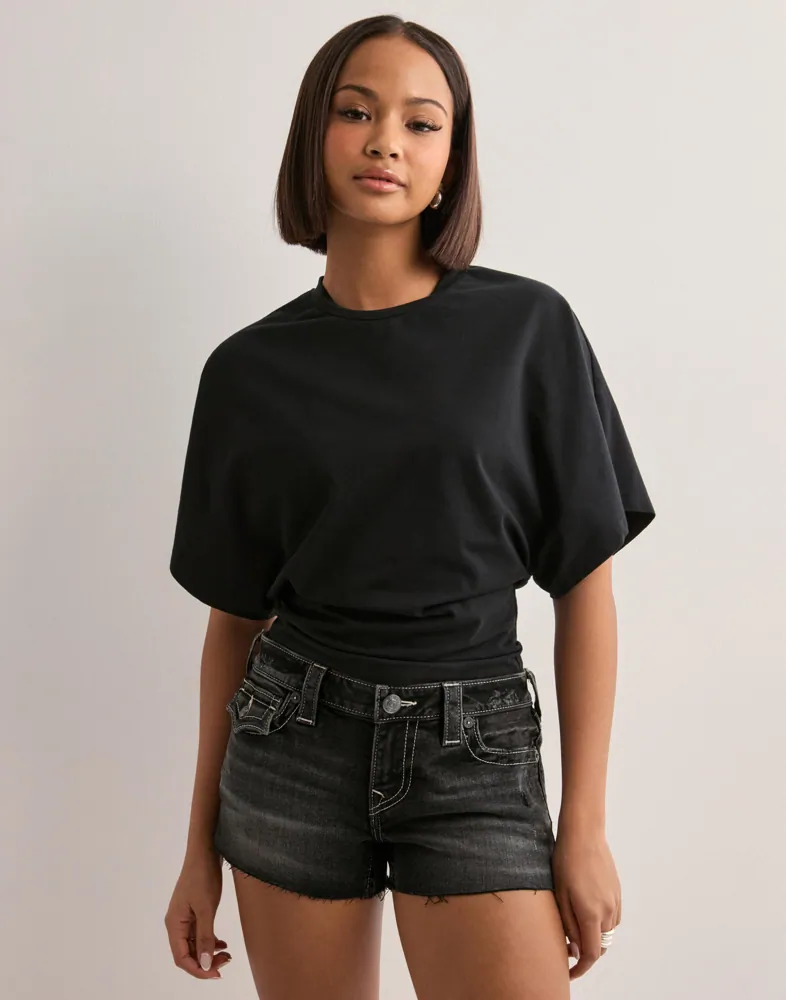 Köp True Religion JOEY LR SHORT FLAP - Black | Nelly.com