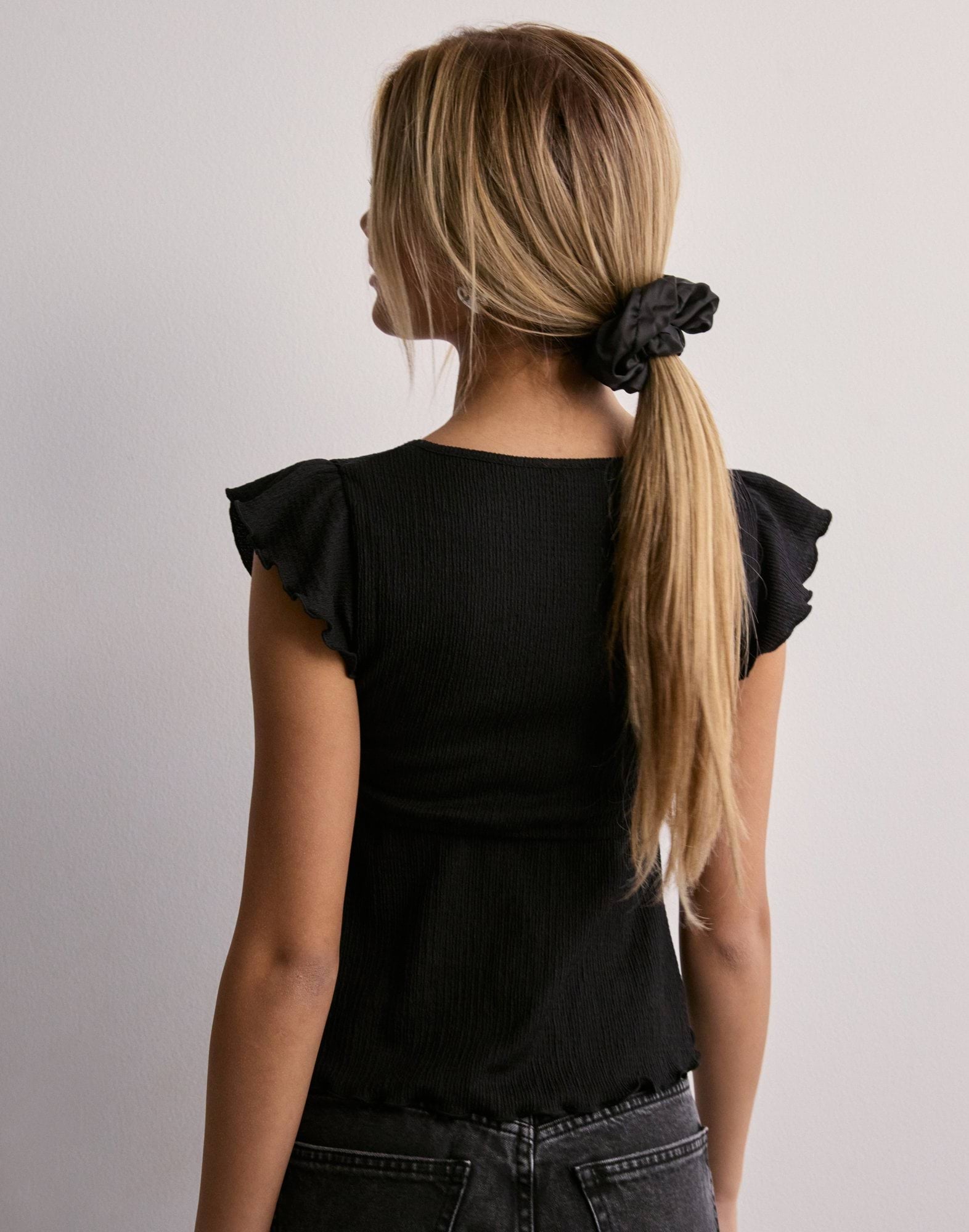 Köp Nelly Cute Frill Tie Top - Black | Nelly.com