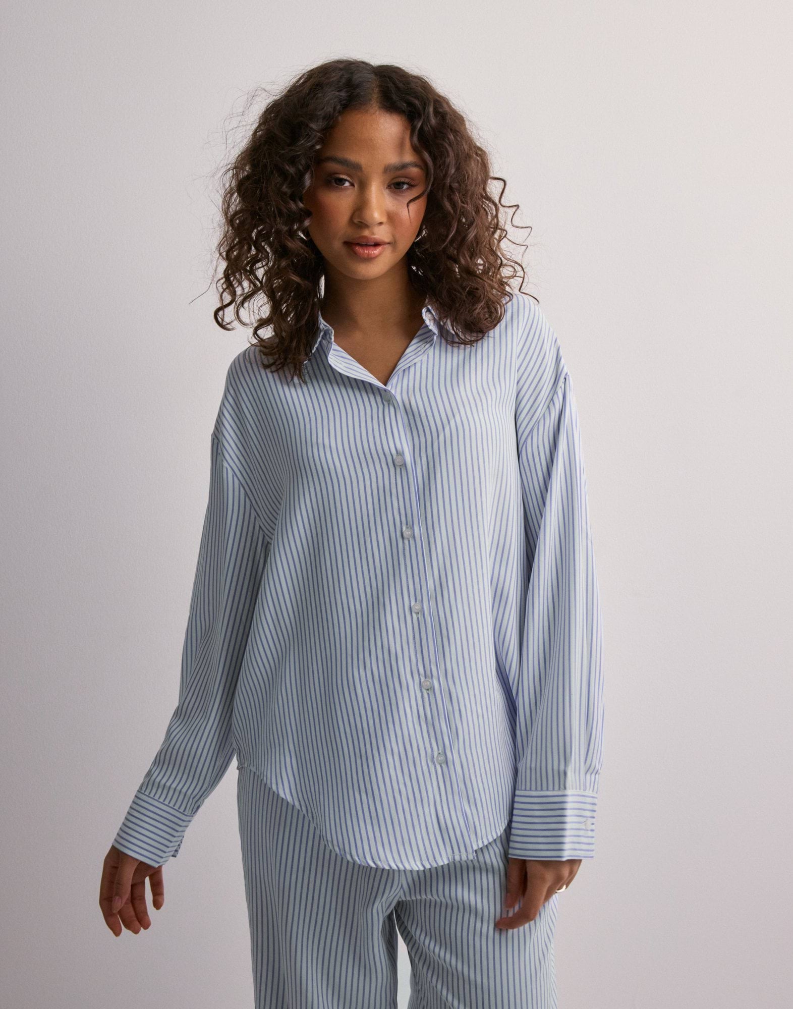 Köp Only ONLALICE SARAH LS SHIRT WVN - Cloud Dancer Blue | Nelly.com