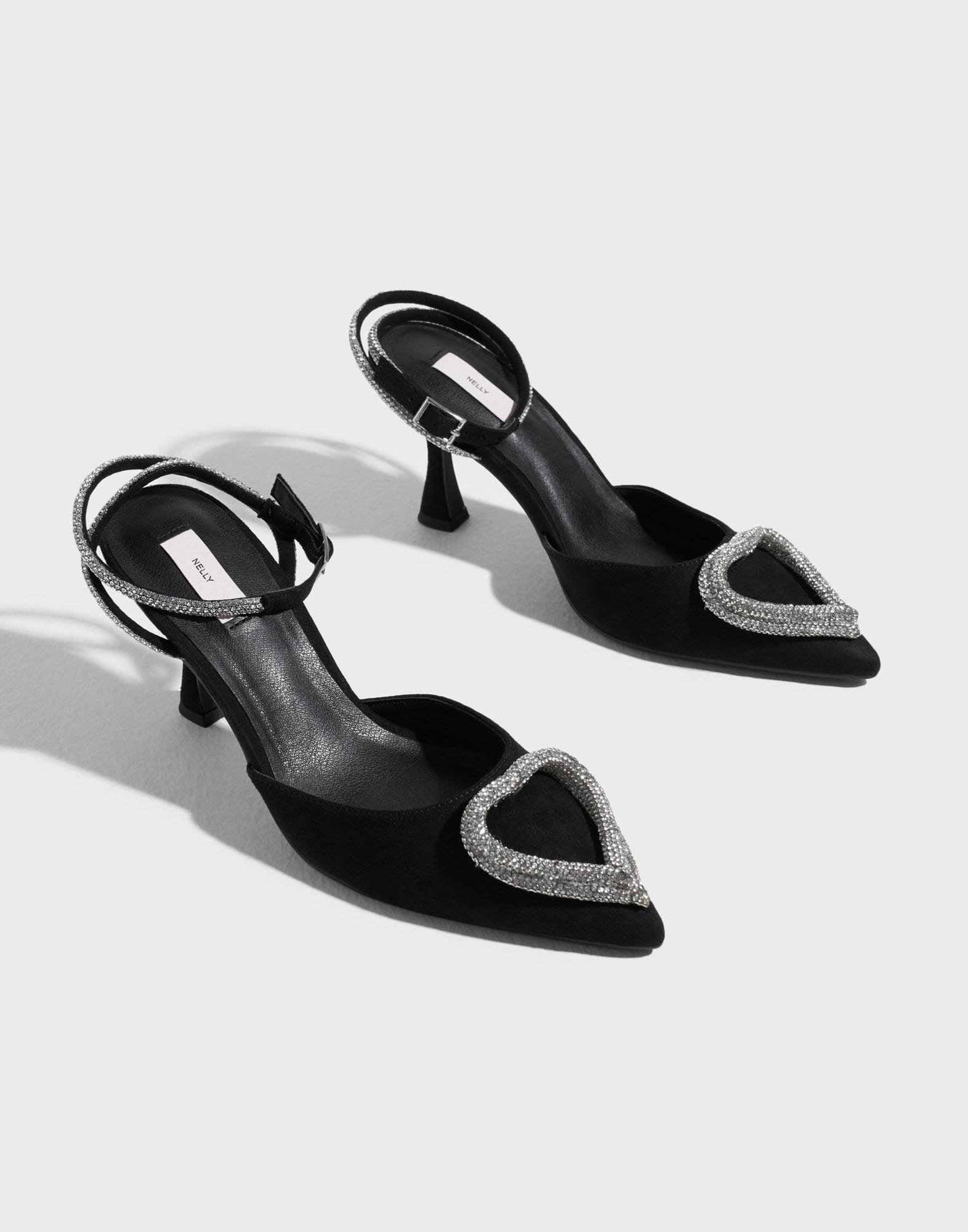 Köp Nelly Rhinestone Heart Pump - Black | Nelly.com