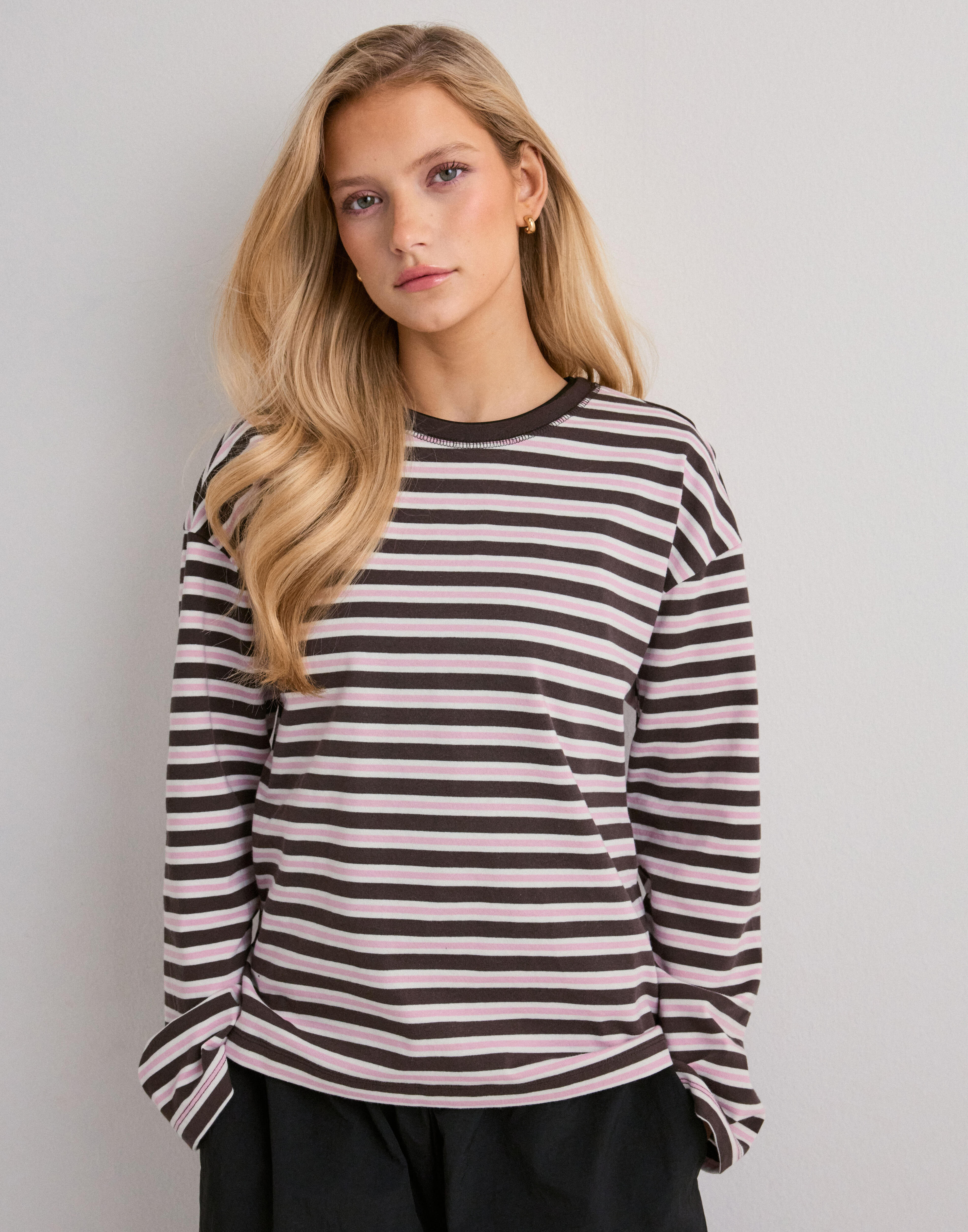 Køb Only ONLNEW SOPH LIFE L/S O-NECK TOP BOX - Black Coffee | Nelly.com