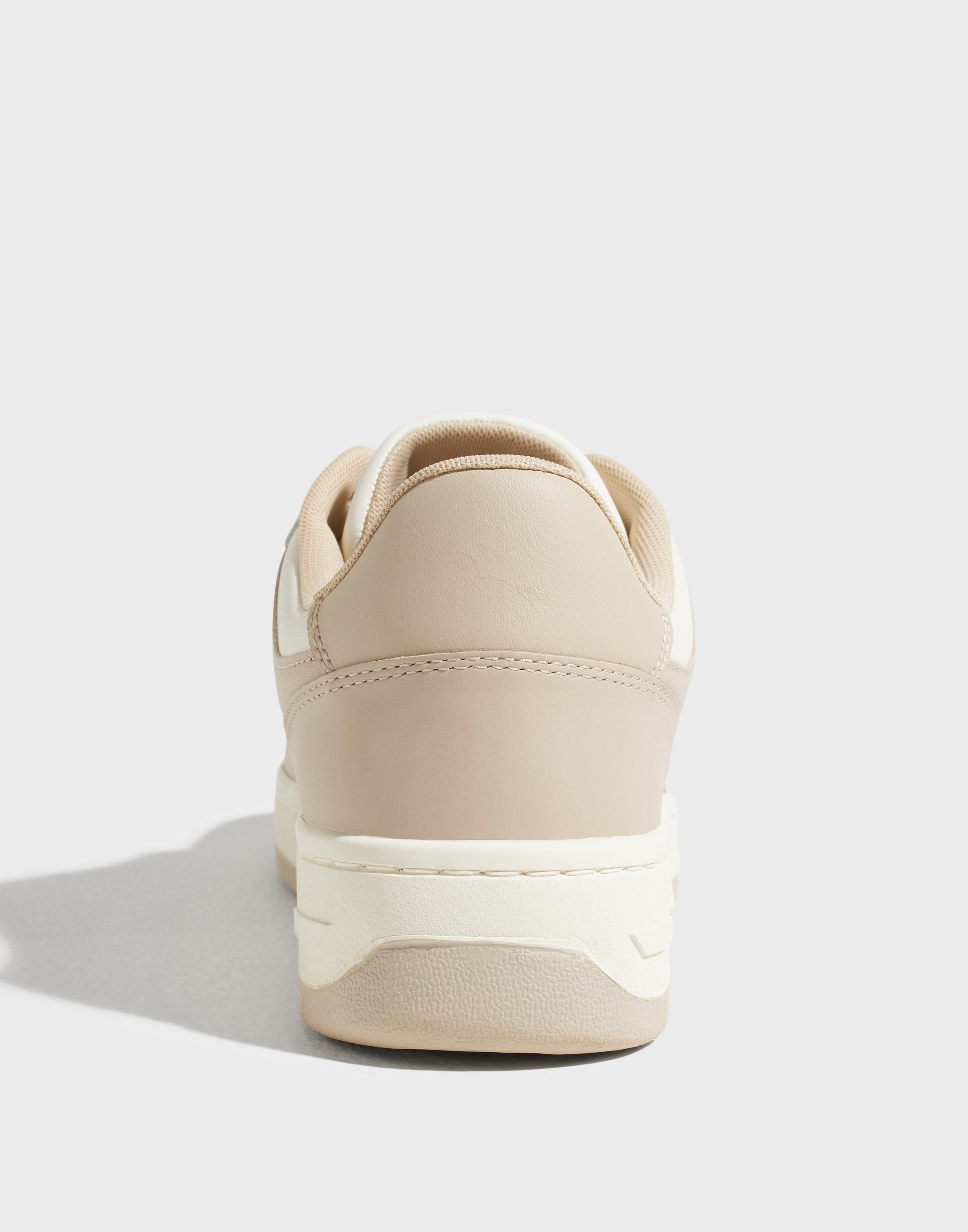Köp Tommy Jeans TOMMY JEANS BASKET LEATHER - Classic Beige | NLYMAN
