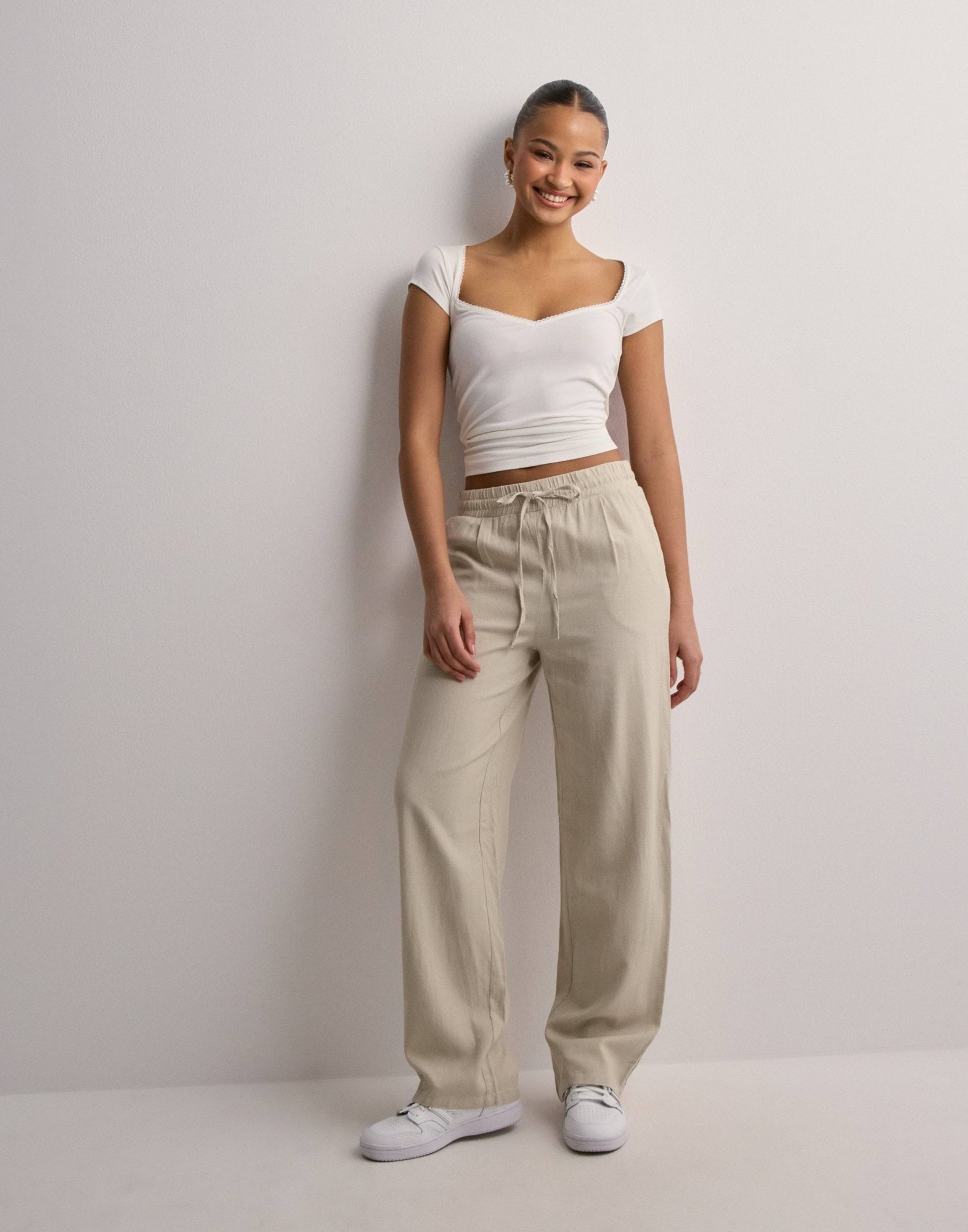 Köp Vero Moda VMJESMILO WIDE PANTS WVN GA NOOS - Silver Lining | Nelly.com