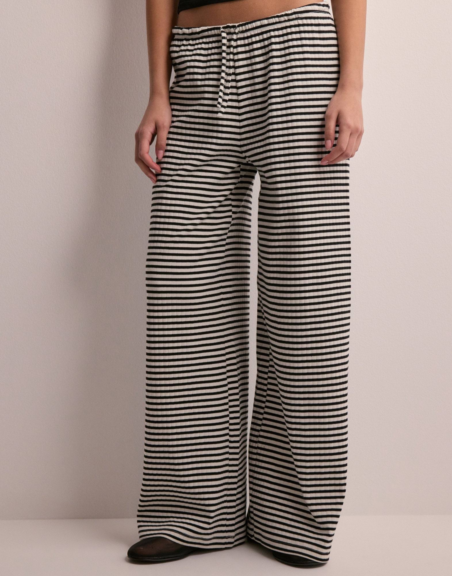 Køb Gina Tricot Striped soft trousers - White/Black | Nelly.com