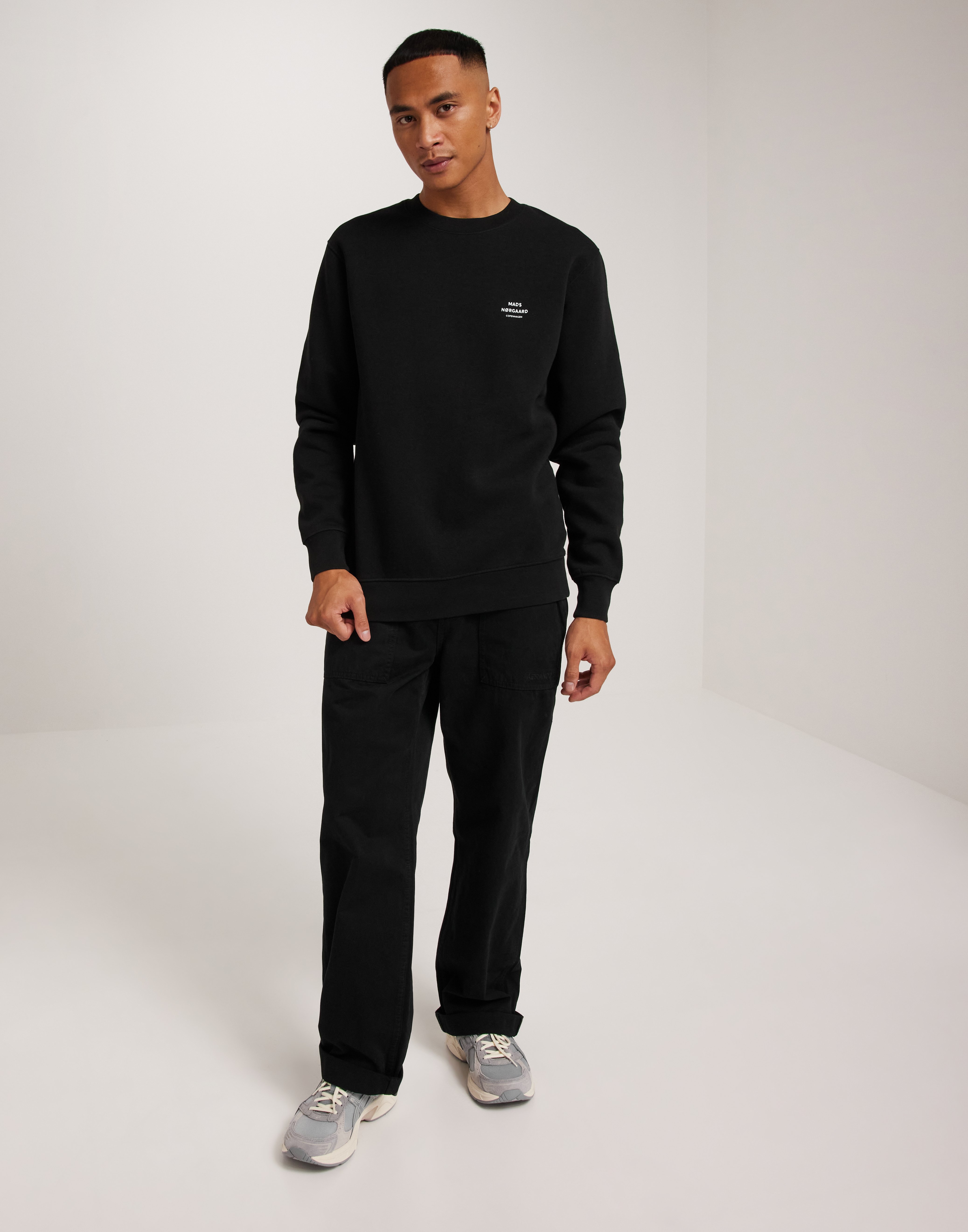 Kjøp Mads Nørgaard Standard Crew Logo Sweat - Black | NLYMAN
