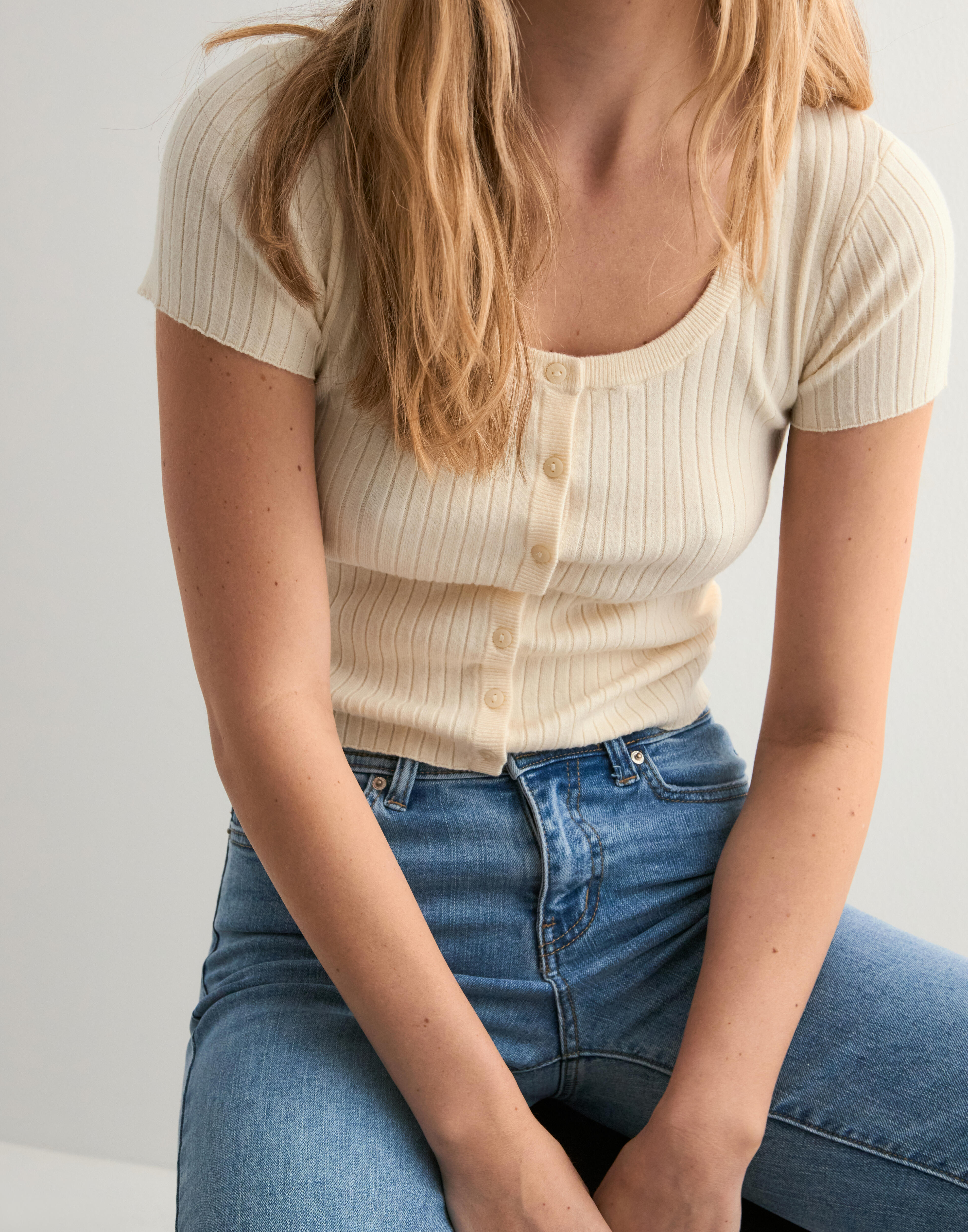 Köp Vero Moda VMGOLD RIB SS U-NECK BUTTON TOP - Birch | Nelly.com