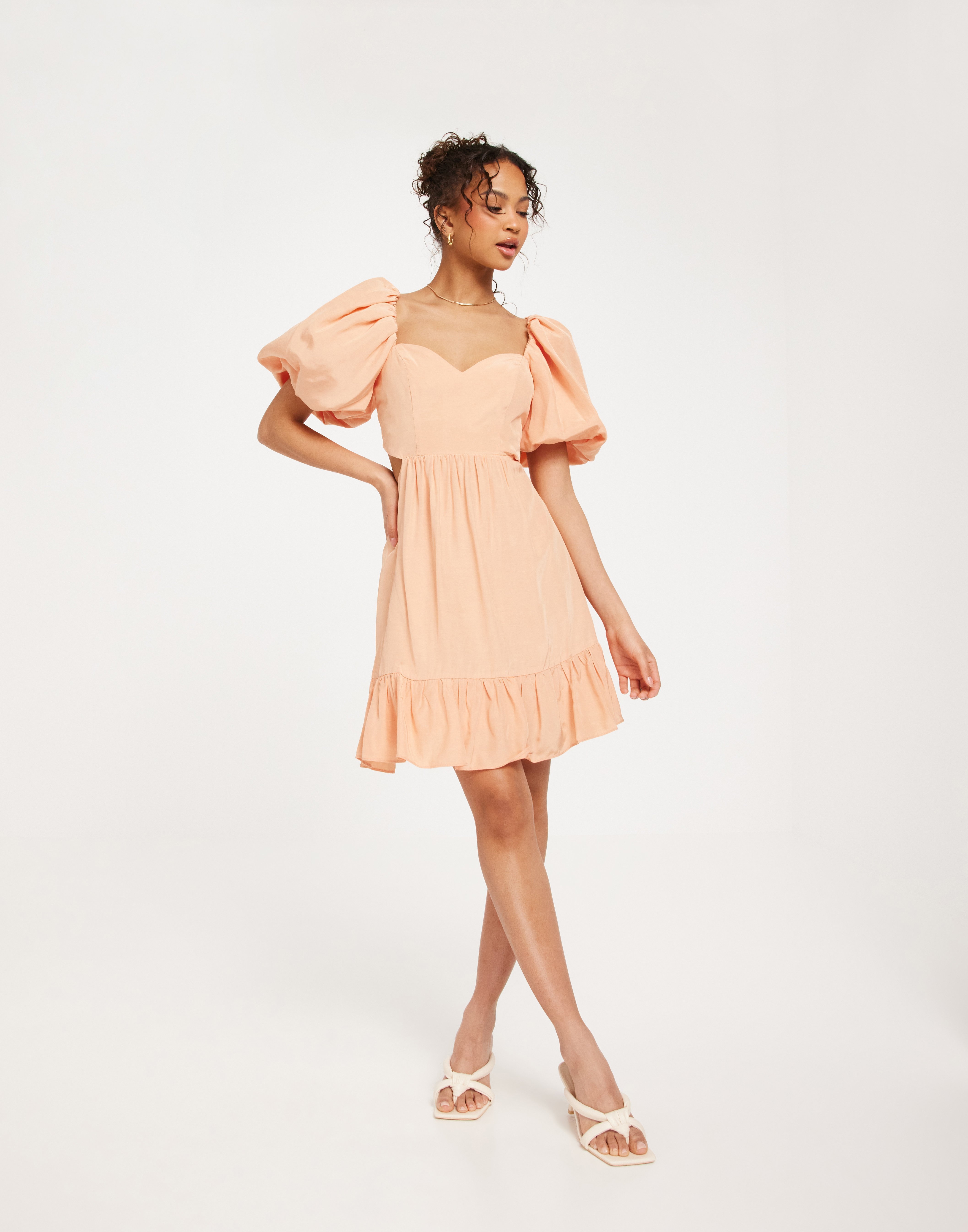 Köp Malina Louisa pouf sleeve cut out mini dress - Apricot | Nelly.com